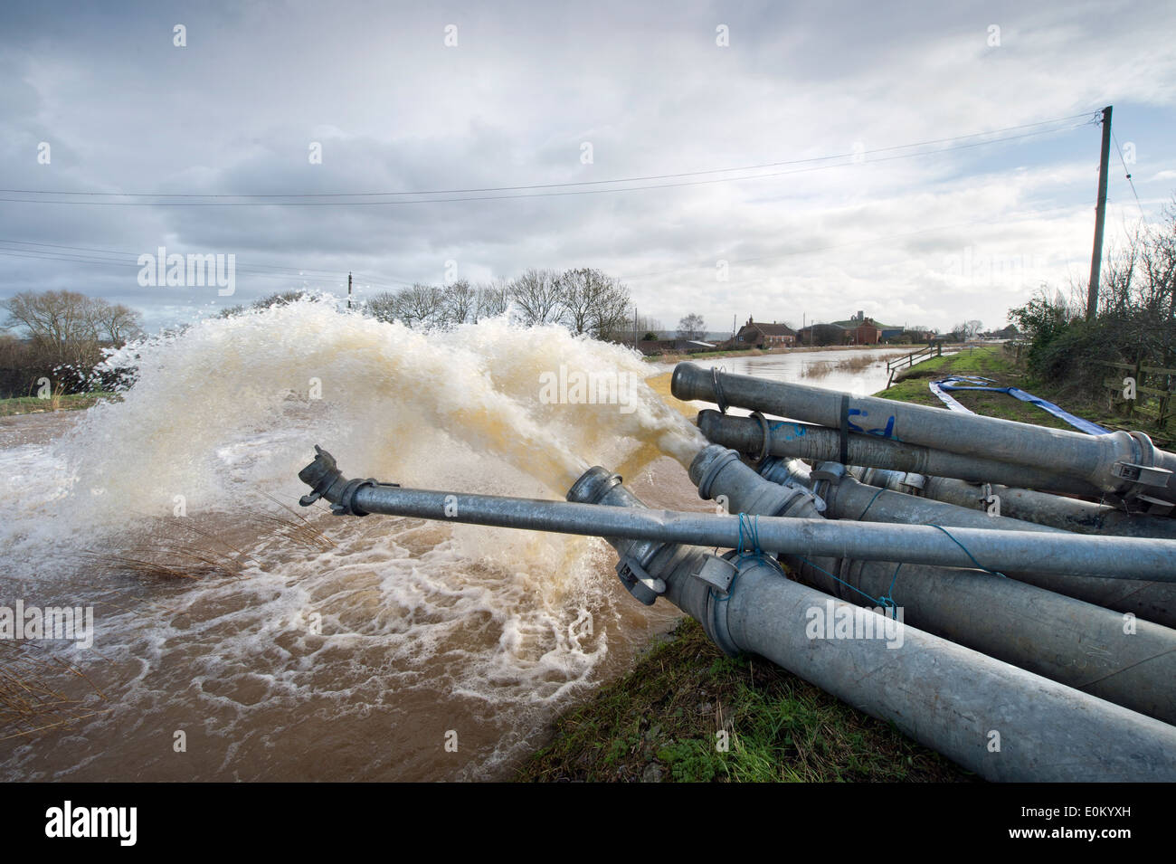 Flooding on the Somerset Levels - flood water pumped into the River ...