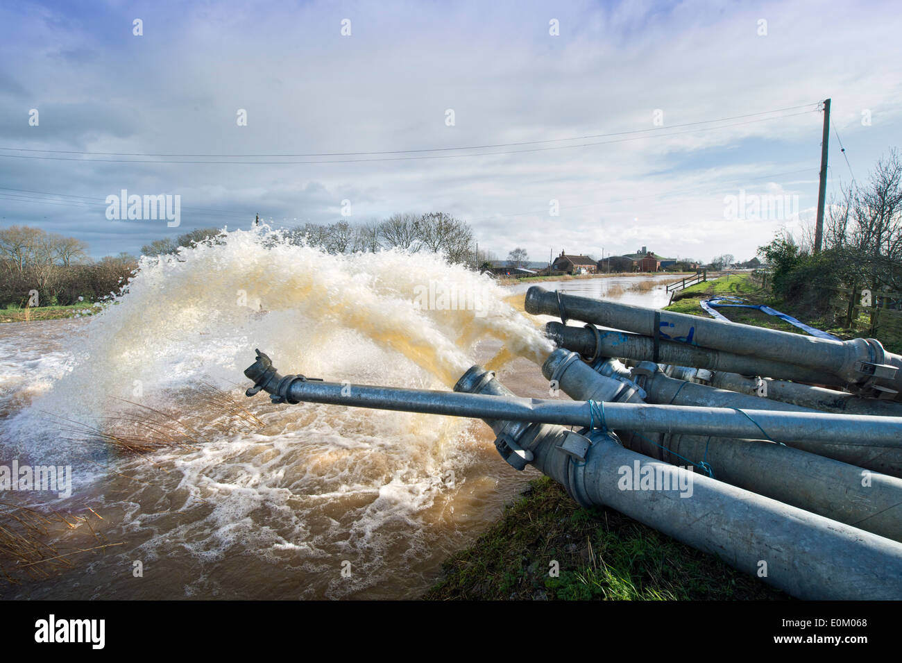 Flooding on the Somerset Levels - flood water pumped into the River ...