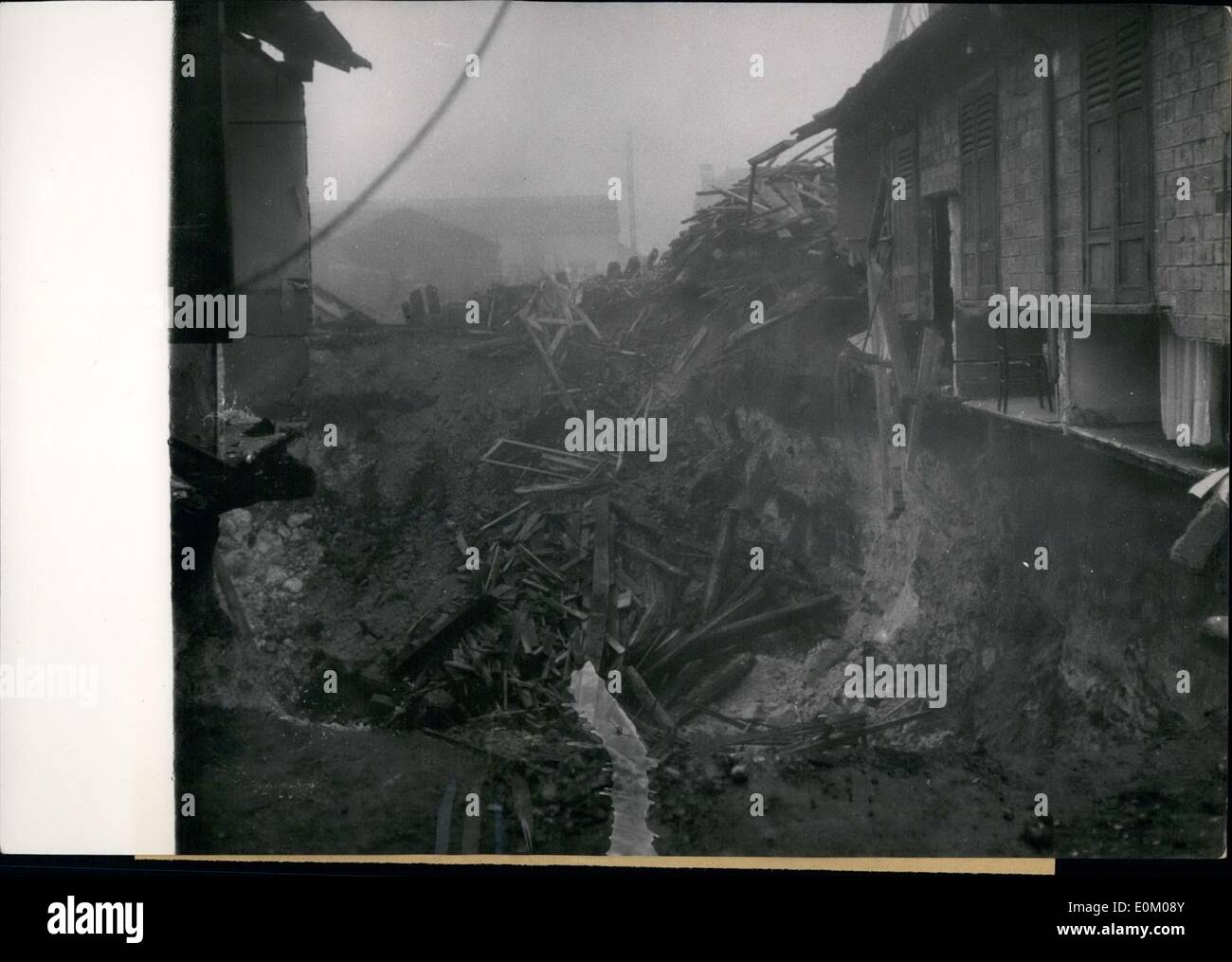 Landslide house hi-res stock photography and images - Alamy