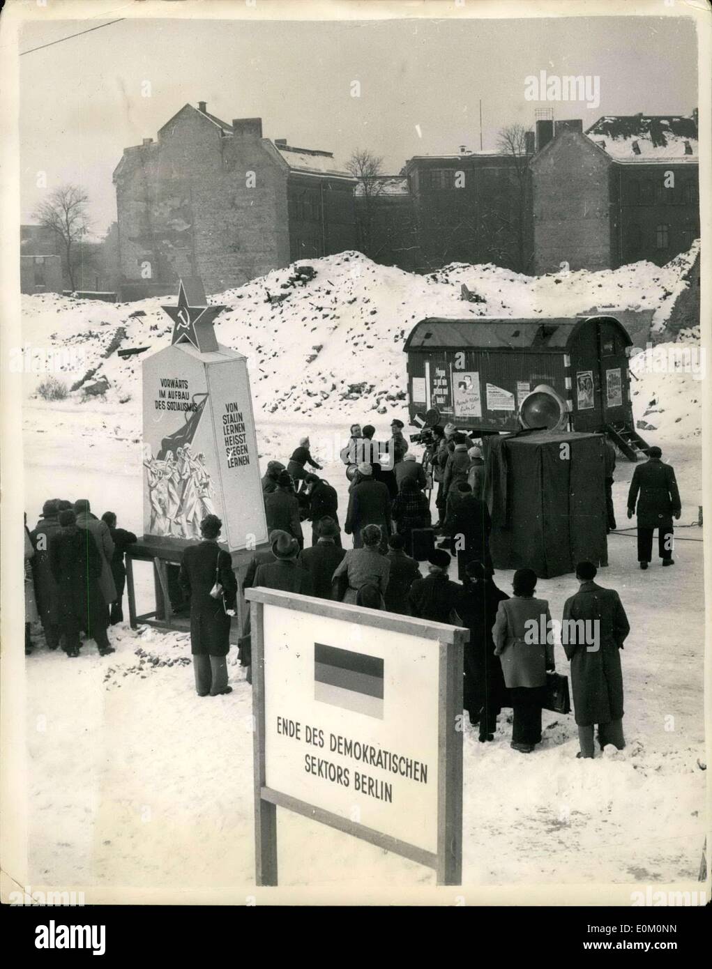Carol reed making new film in berlin hi-res stock photography and ...