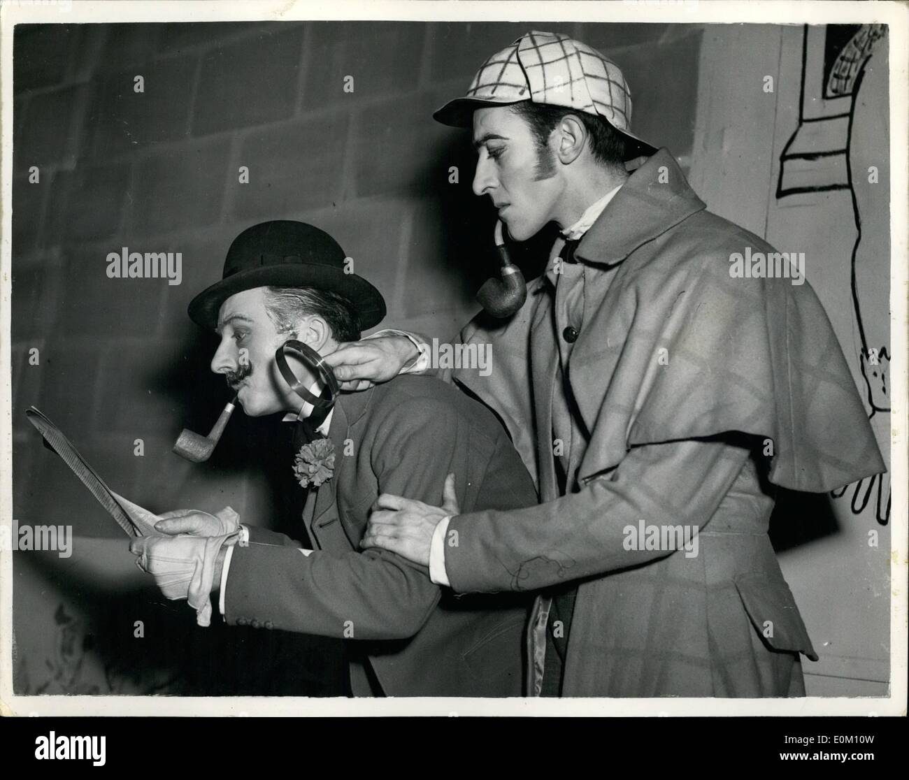 Sherlock holmes magnifying glass hi-res stock photography and images ...