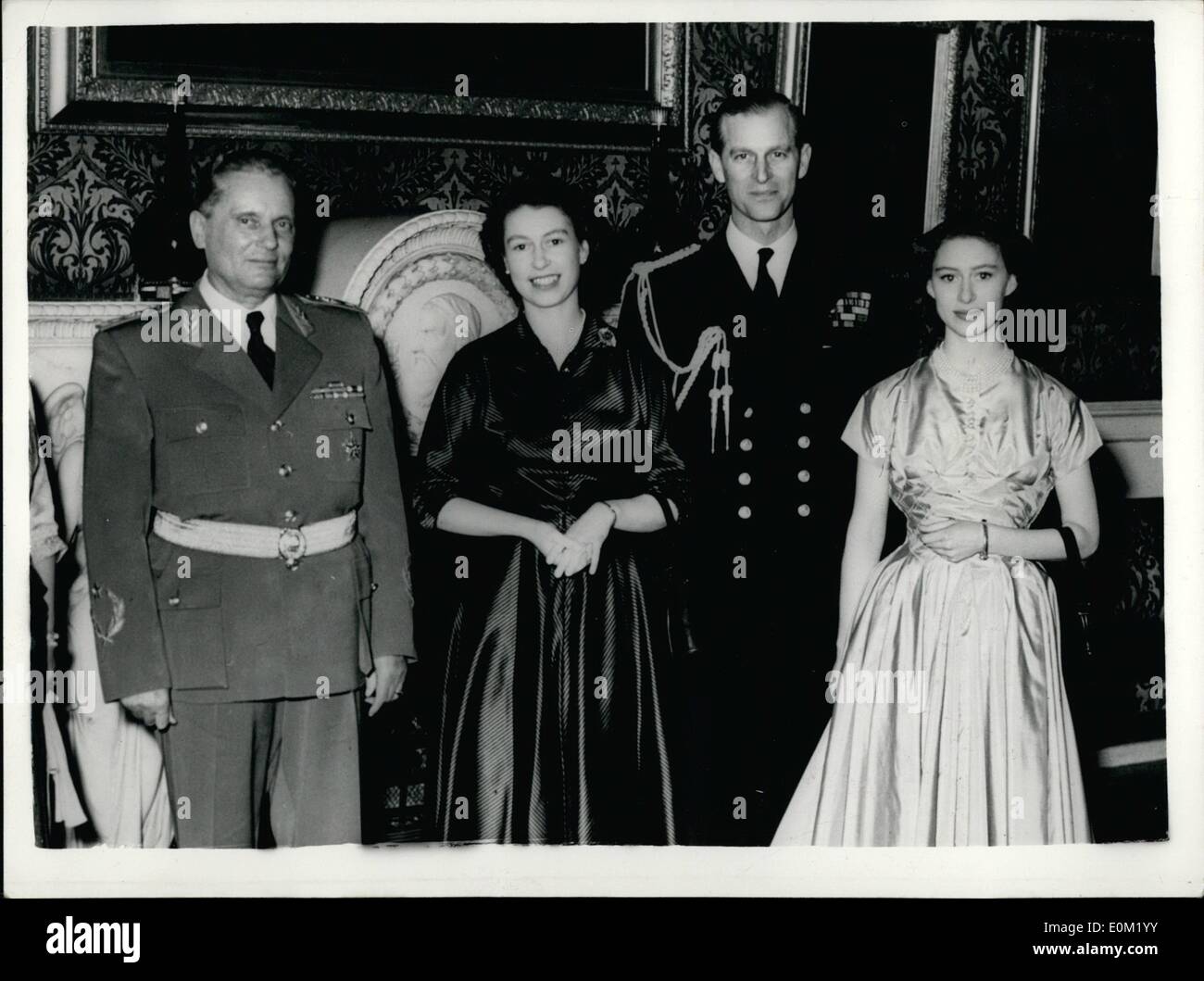 Hm the queen at buckingham palace hi-res stock photography and images ...