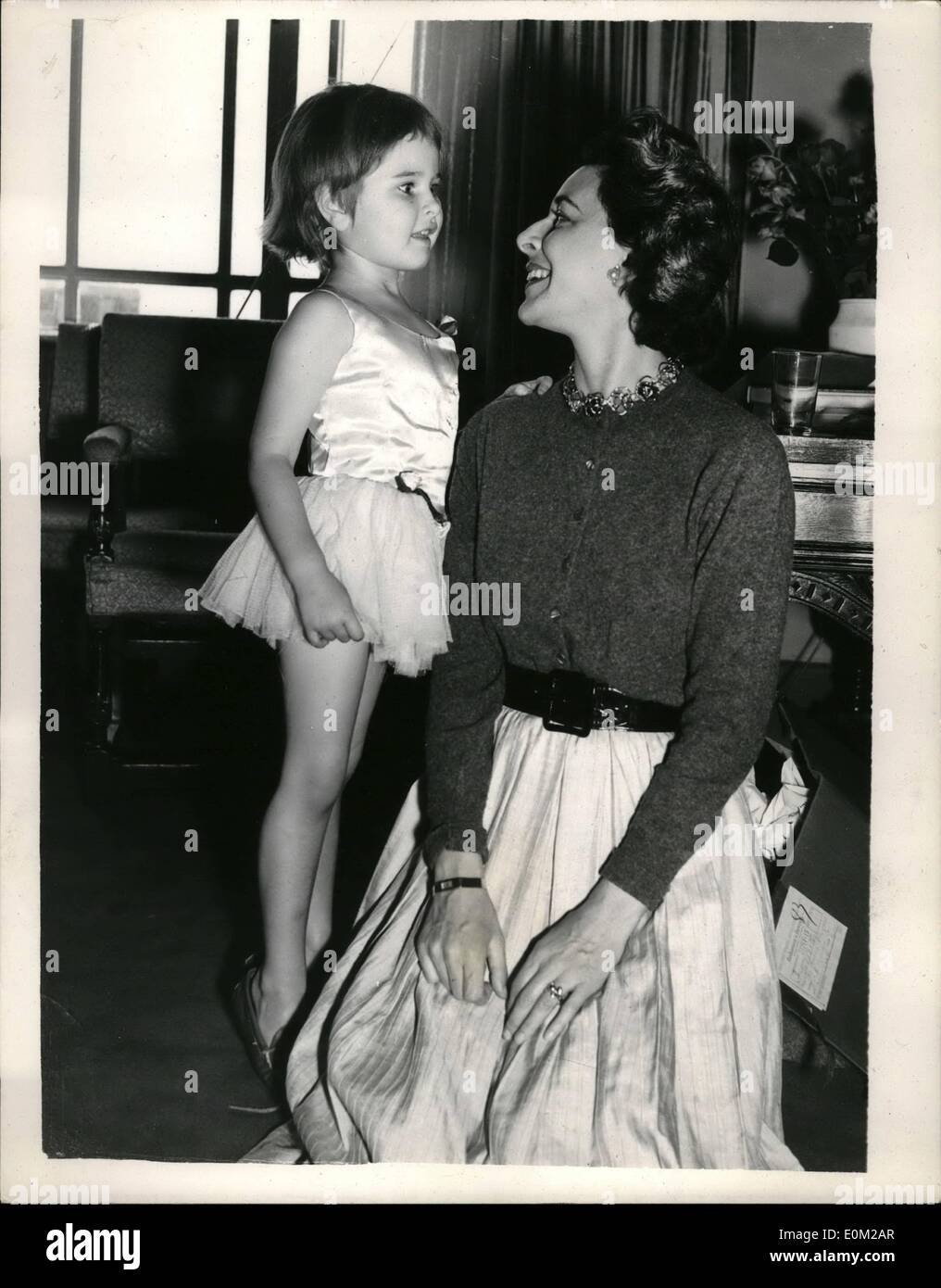Apr. 04, 1953 - Mrs. Mason And Portland Come To London ''Nearly As Tall ...