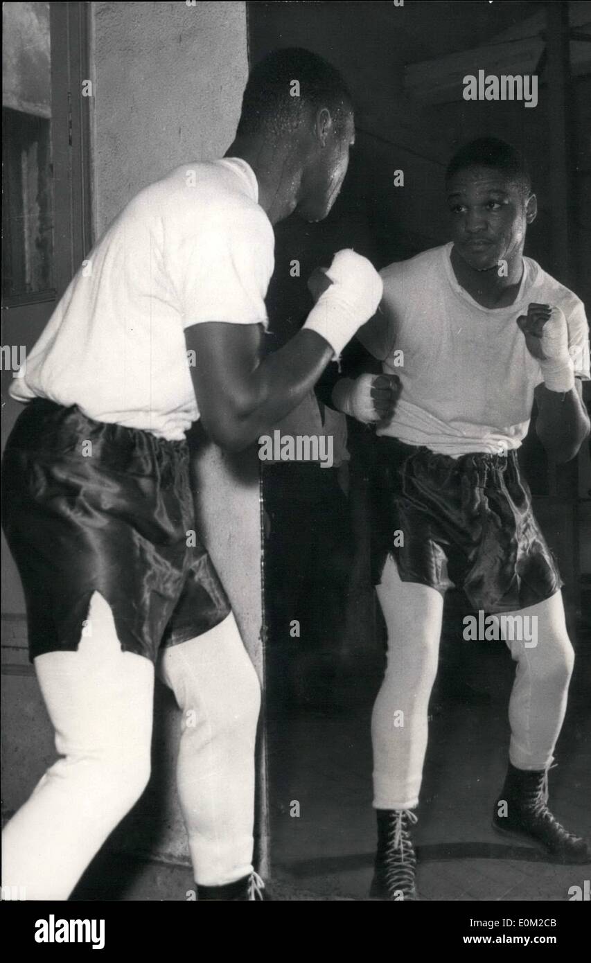 Apr. 04, 1953 - The American boxer Norman Hayes is training at a Paris ...