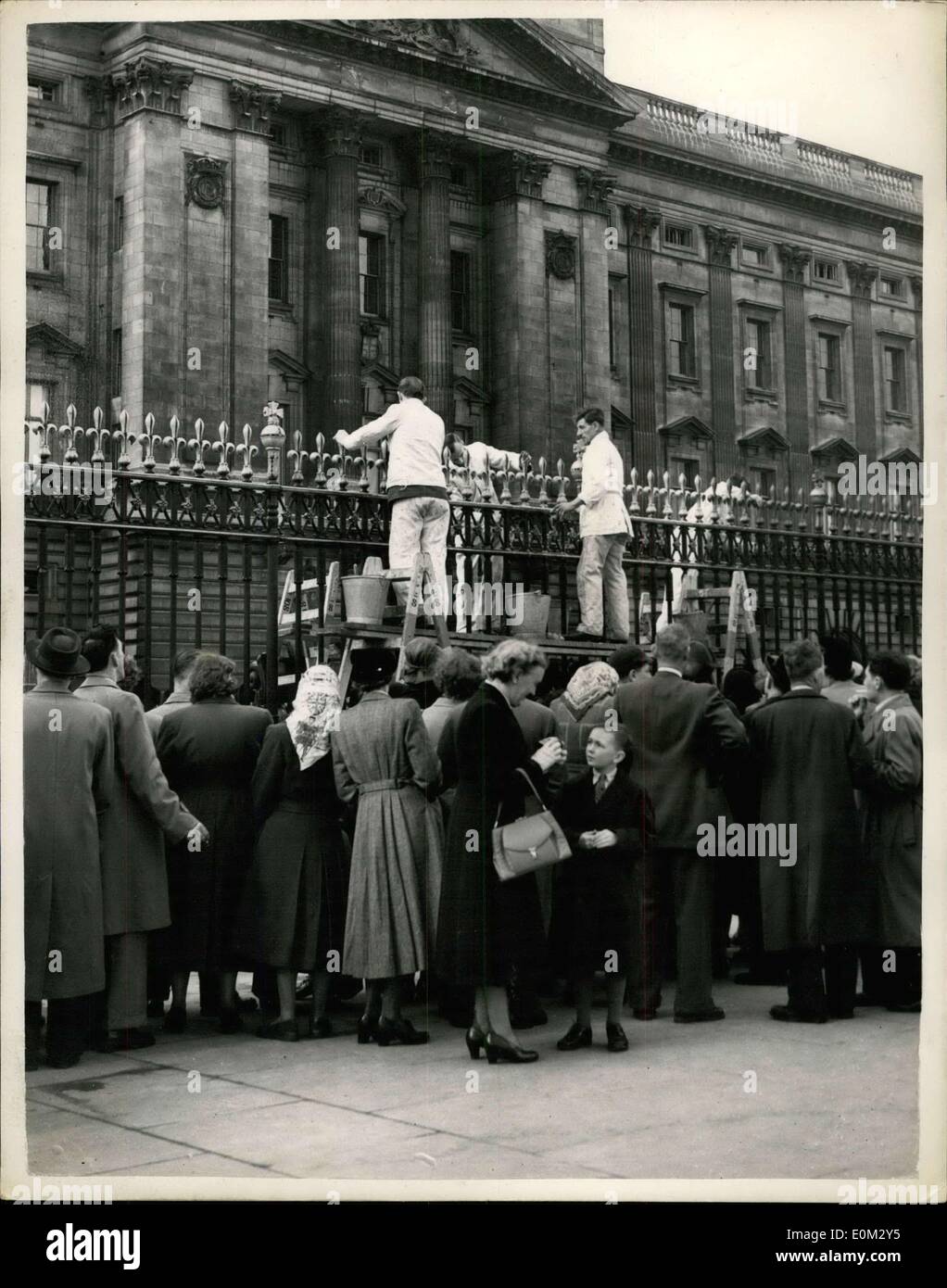 Buckingham palace railings hi-res stock photography and images - Alamy