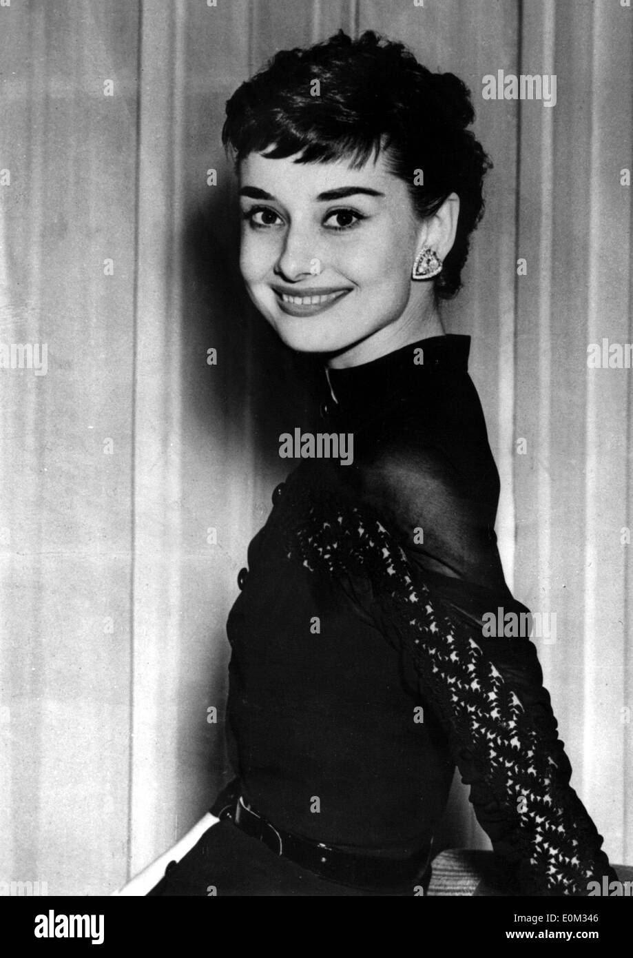 Actress audrey hepburn hi-res stock photography and images - Alamy