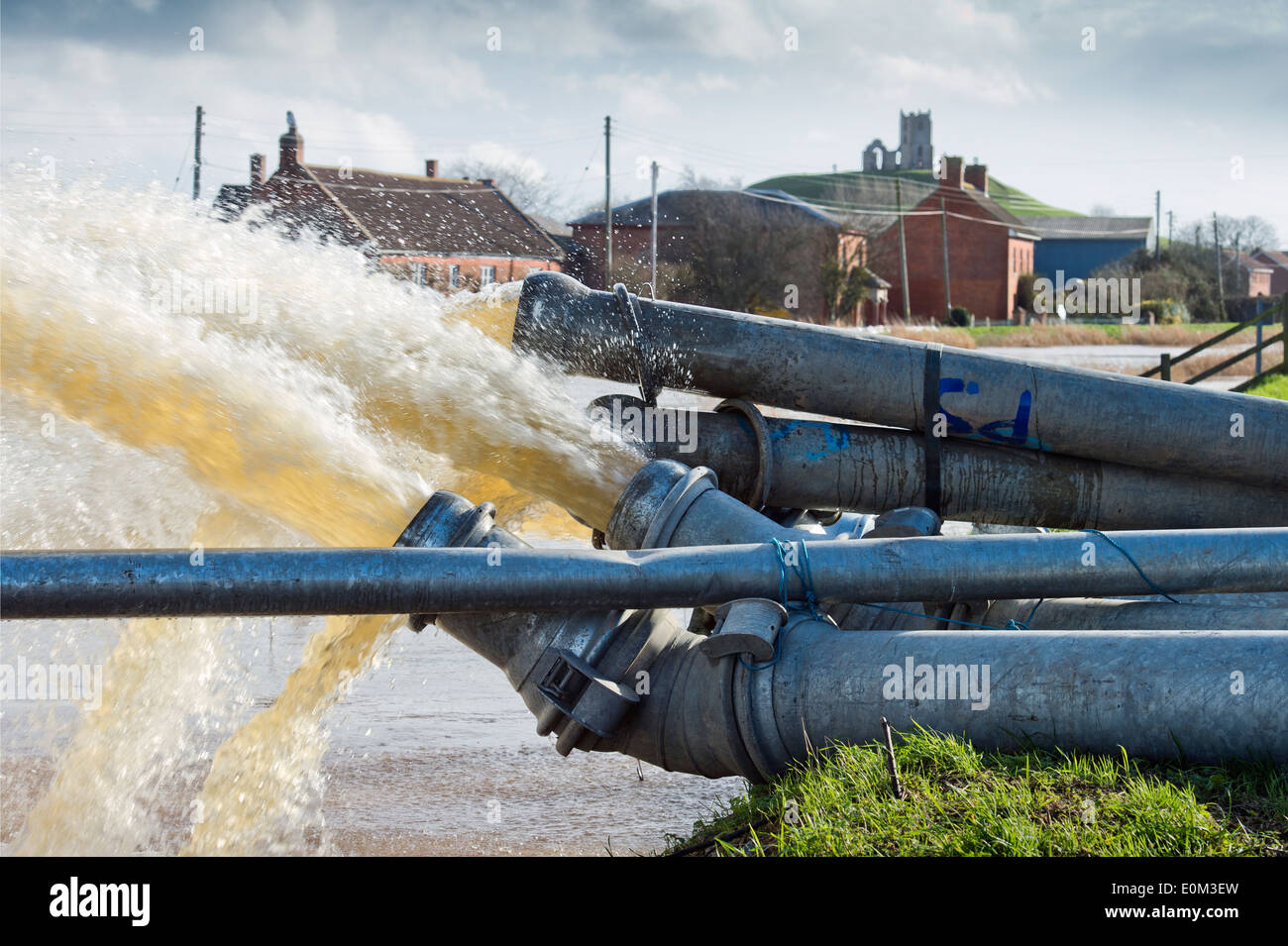 Flooding on the Somerset Levels - flood water pumped into the River ...