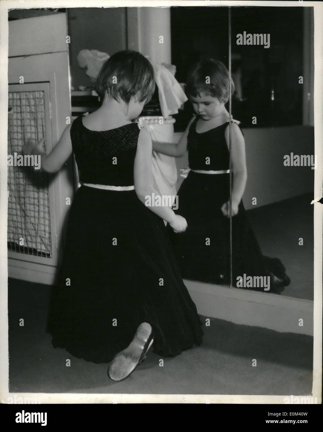 Curtsy hi-res stock photography and images - Alamy