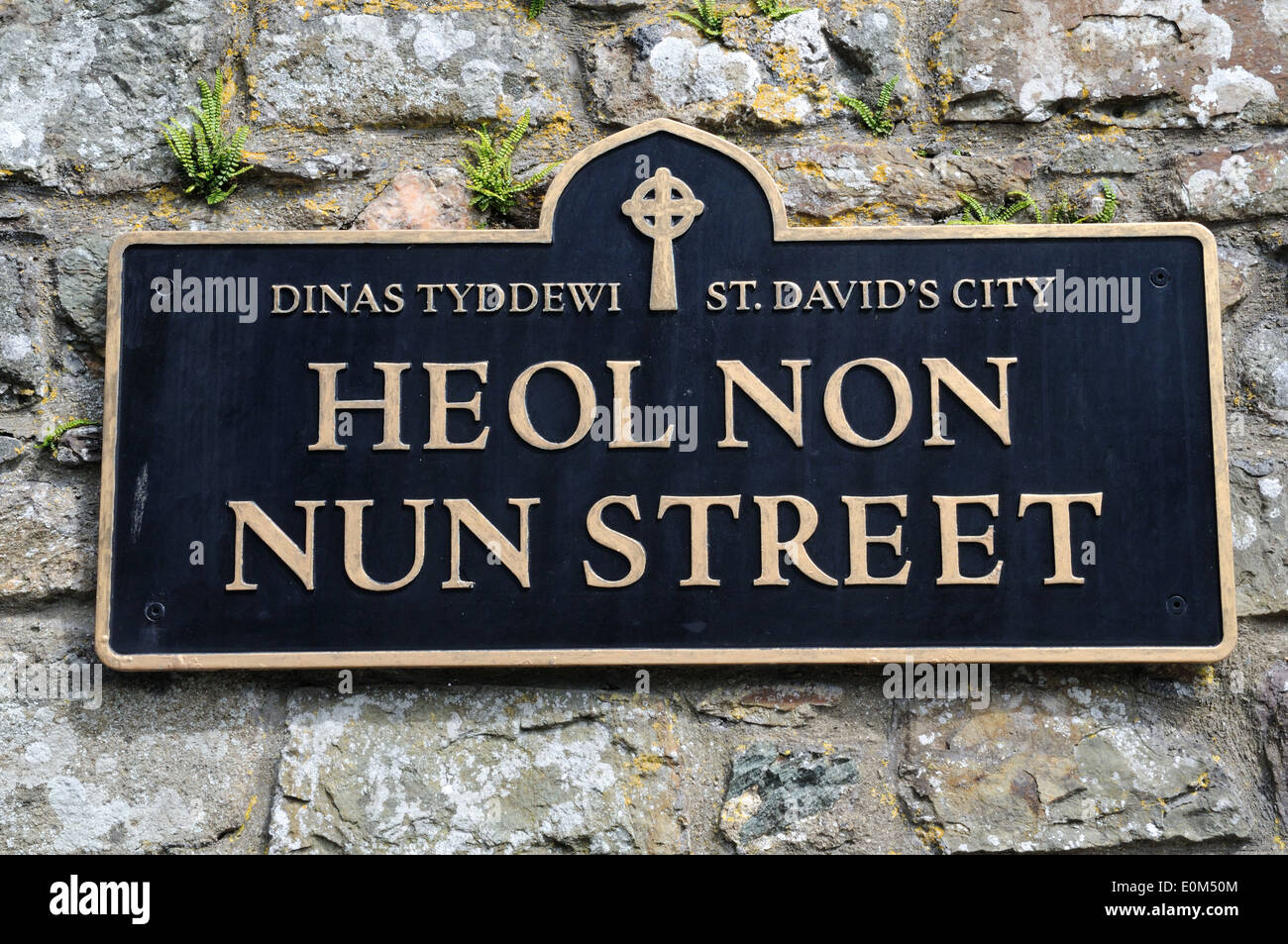 Welsh english street sign hi-res stock photography and images - Alamy