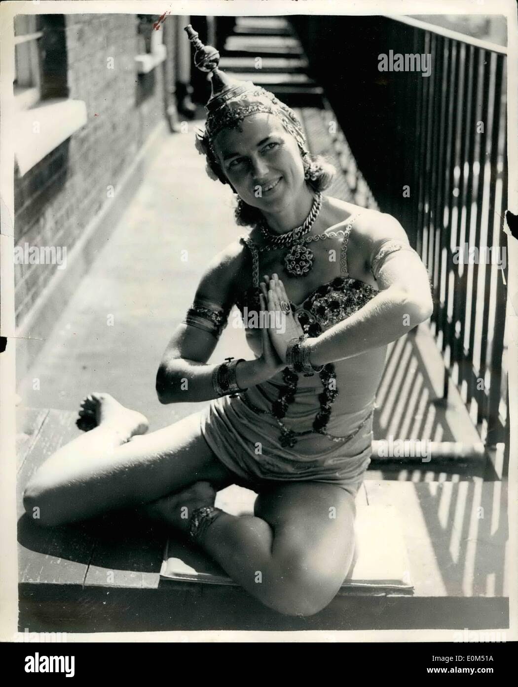 Aug. 08, 1953 - U.S. Synchronised swimming champion here: Beulah ...