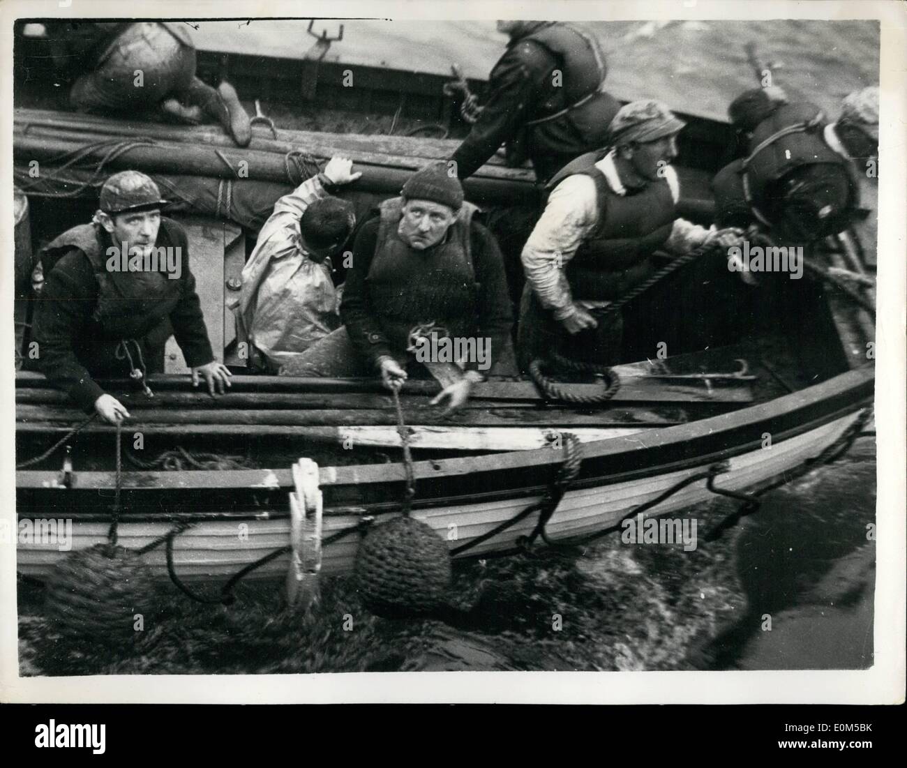 Aug. 08, 1953 - TEN HOURS AFLOAT.. DRAMATIC RESCUE OF SURVIVOR.. OF U.S ...