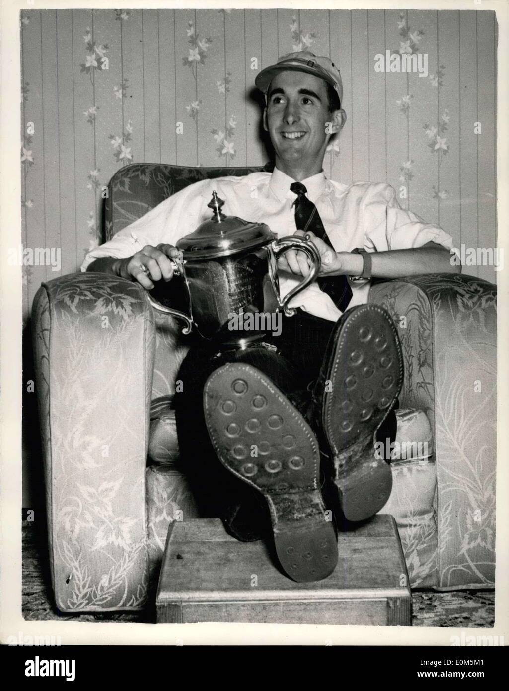 Jul. 13, 1953 - The Six Mile expert - with his cup...Gordon Pirie takes ...