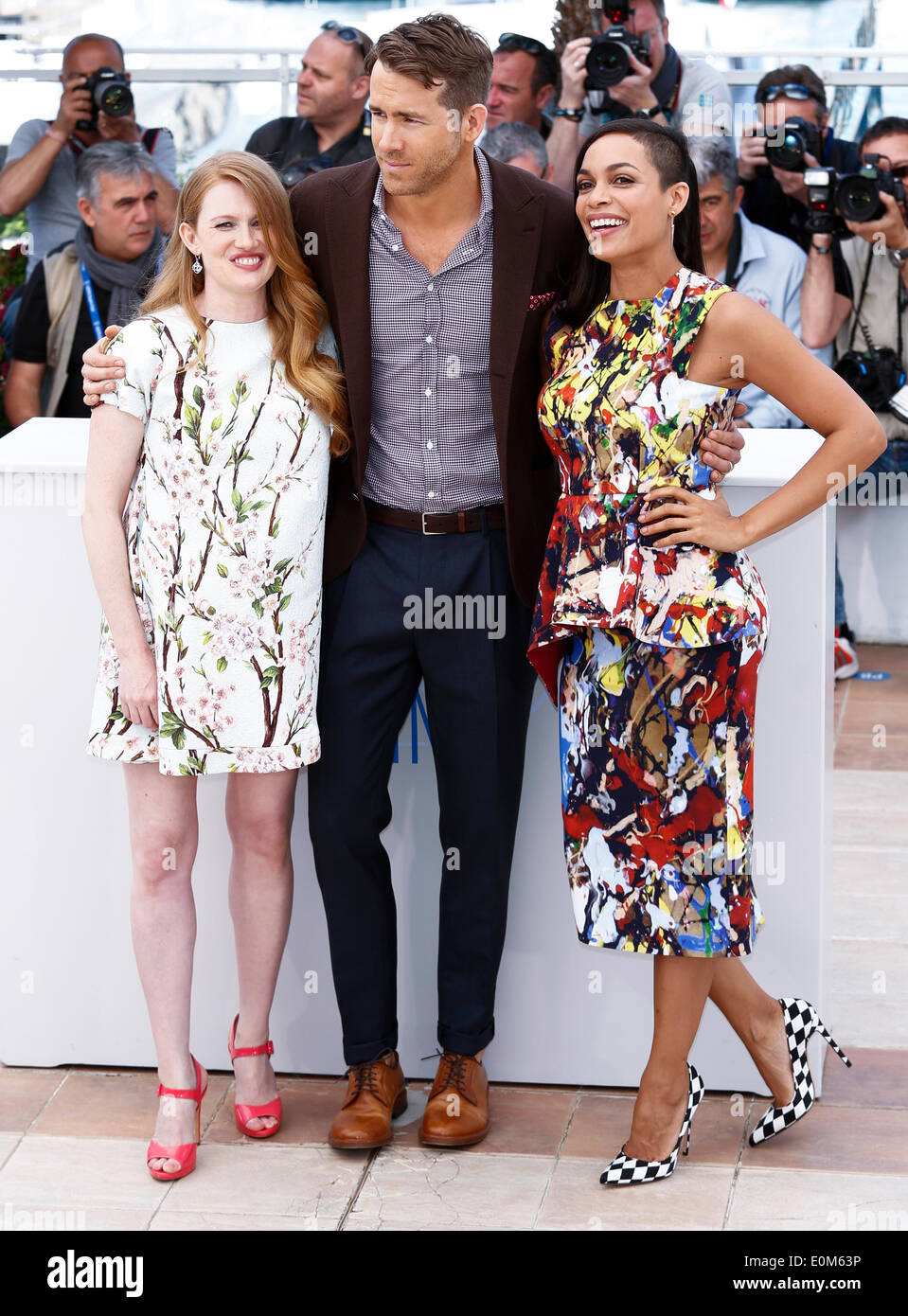 Ryan reynolds and rosario dawson hi-res stock photography and images ...