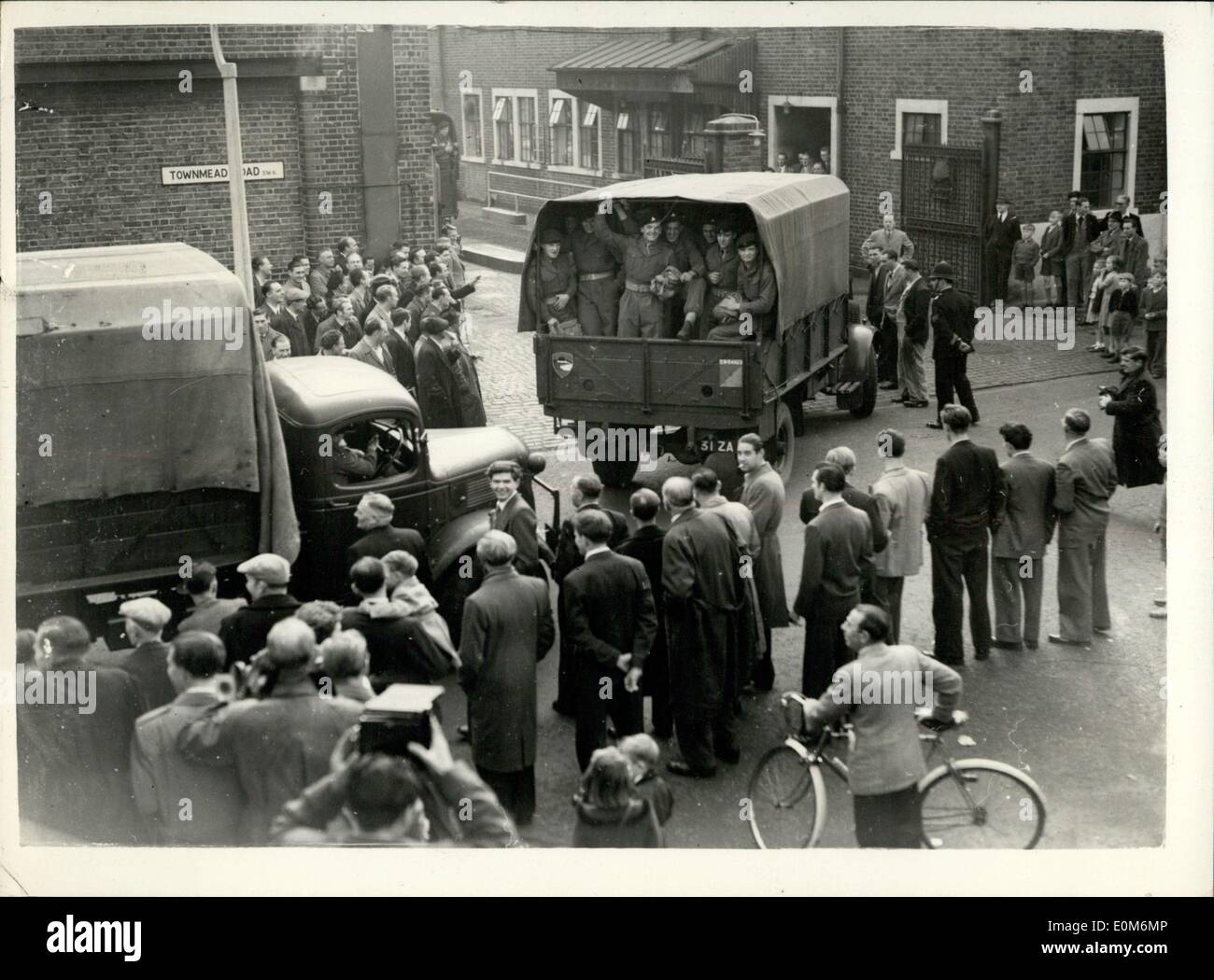 Oct. 24, 1953 - Troops take over in Petrol Strike. Strikers Watch ...