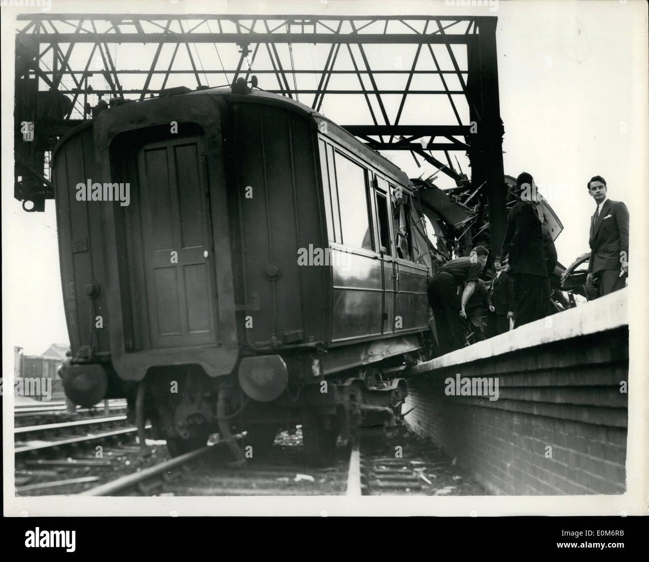 Sep. 09, 1953 - Rail Crash at Bethnal Green Four Coaches Derailed and ...