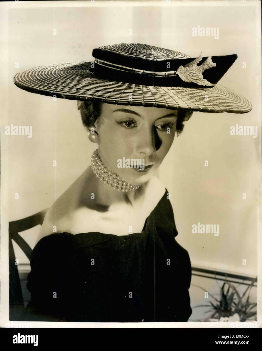 Millinery model hi-res stock photography and images - Alamy