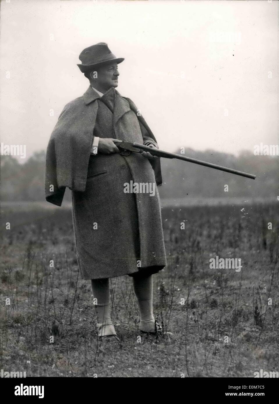 Mr duff cooper at shooting party at rambouillet hi-res stock ...