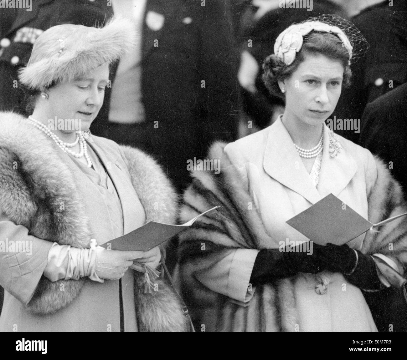 Queen Elizabeth II and mother the Queen Mom at the races Stock Photo ...