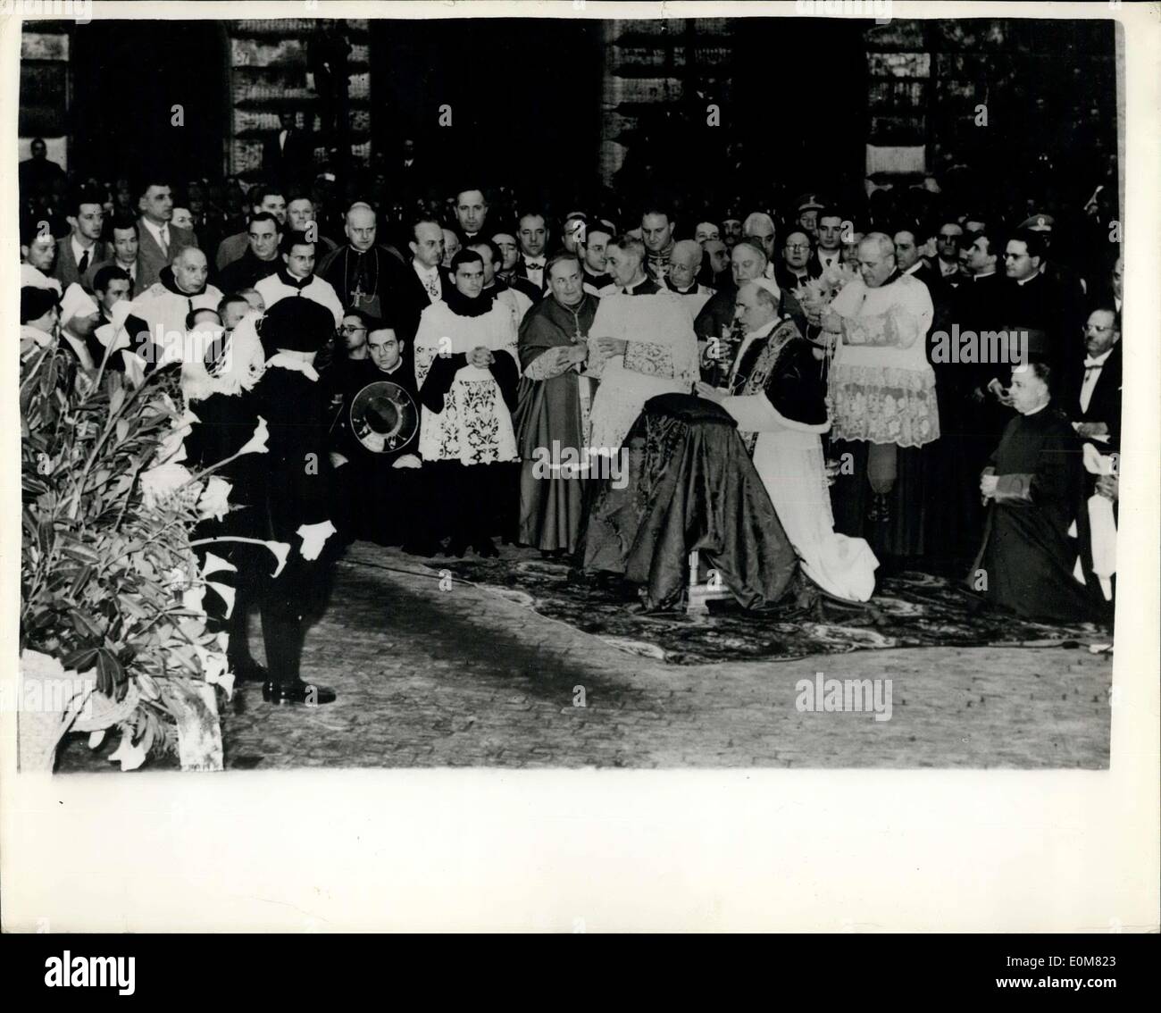 Dec. 09, 1953 - The Pope Kneels To Pray In Rome's Spanish Square ...