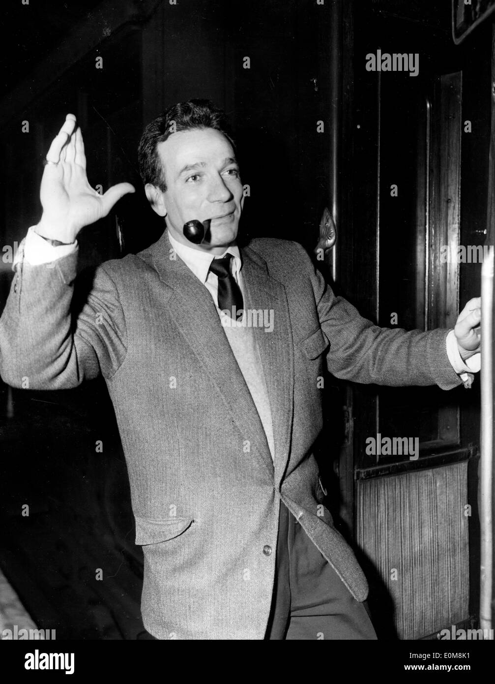 Inside waterloo station hi-res stock photography and images - Alamy