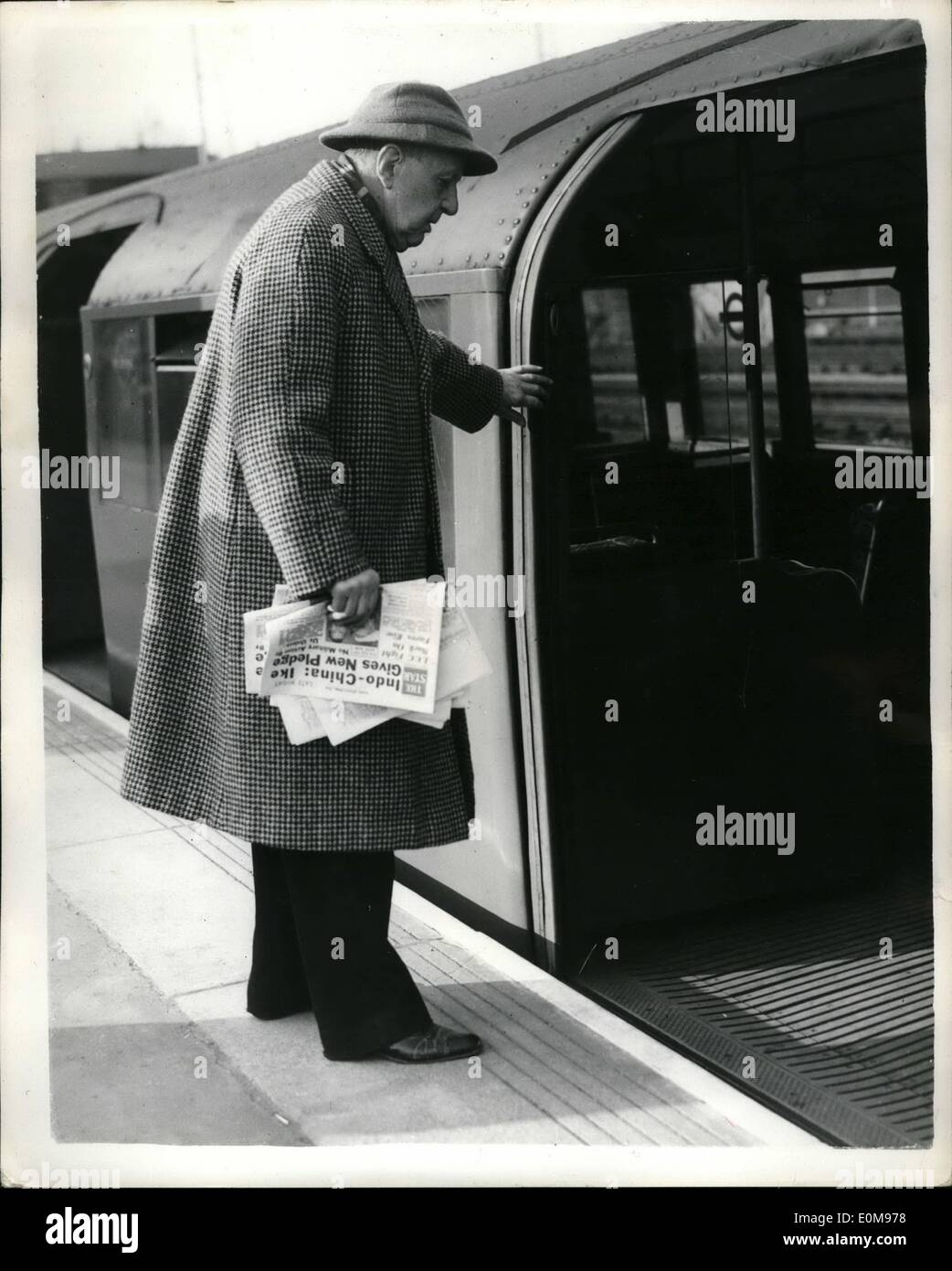 Apr. 04, 1954 - A.E. Matthews makes great stage cuccess - Travels by ...