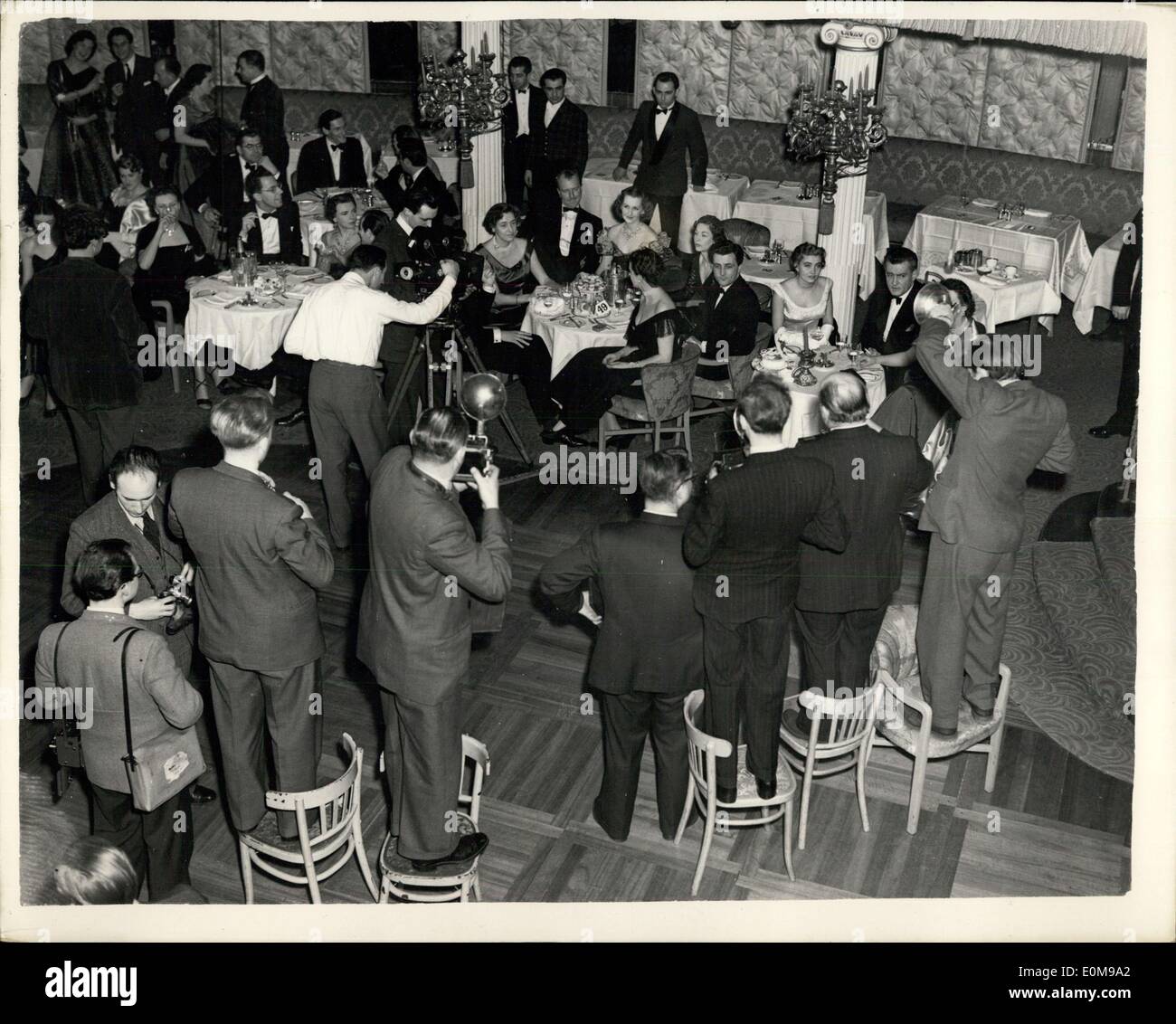 Socialites party group afternoon attended party de paris hi-res stock ...