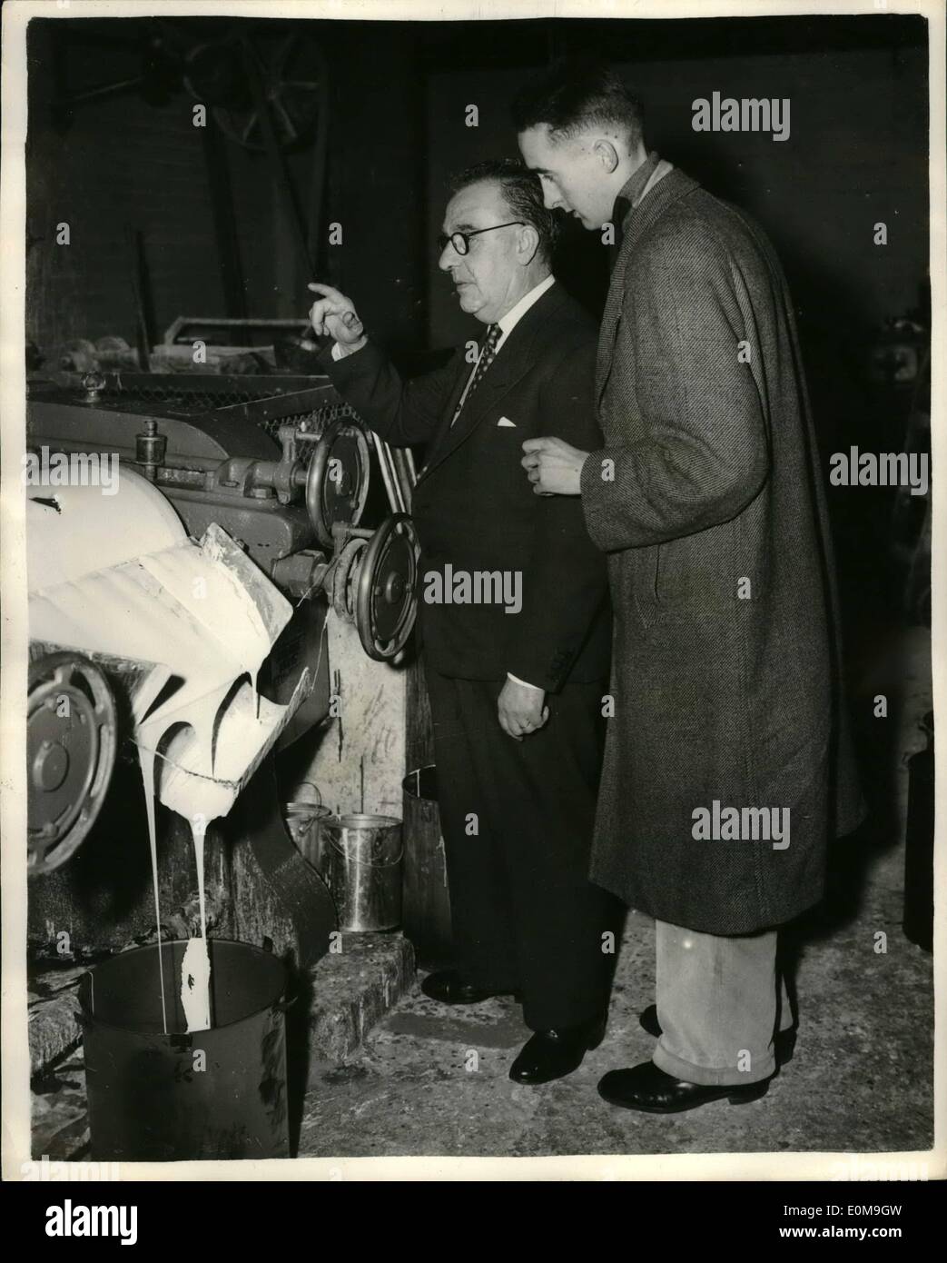 Mar. 03, 1954 - Gordon Pirie Starts His New Job As Paint Salesman:D.A.G ...