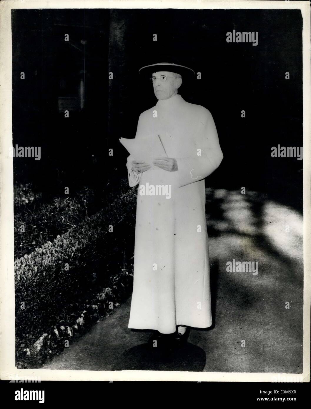 Apr. 20, 1954 - The Pope - Official Picture: Photo shows The First ...