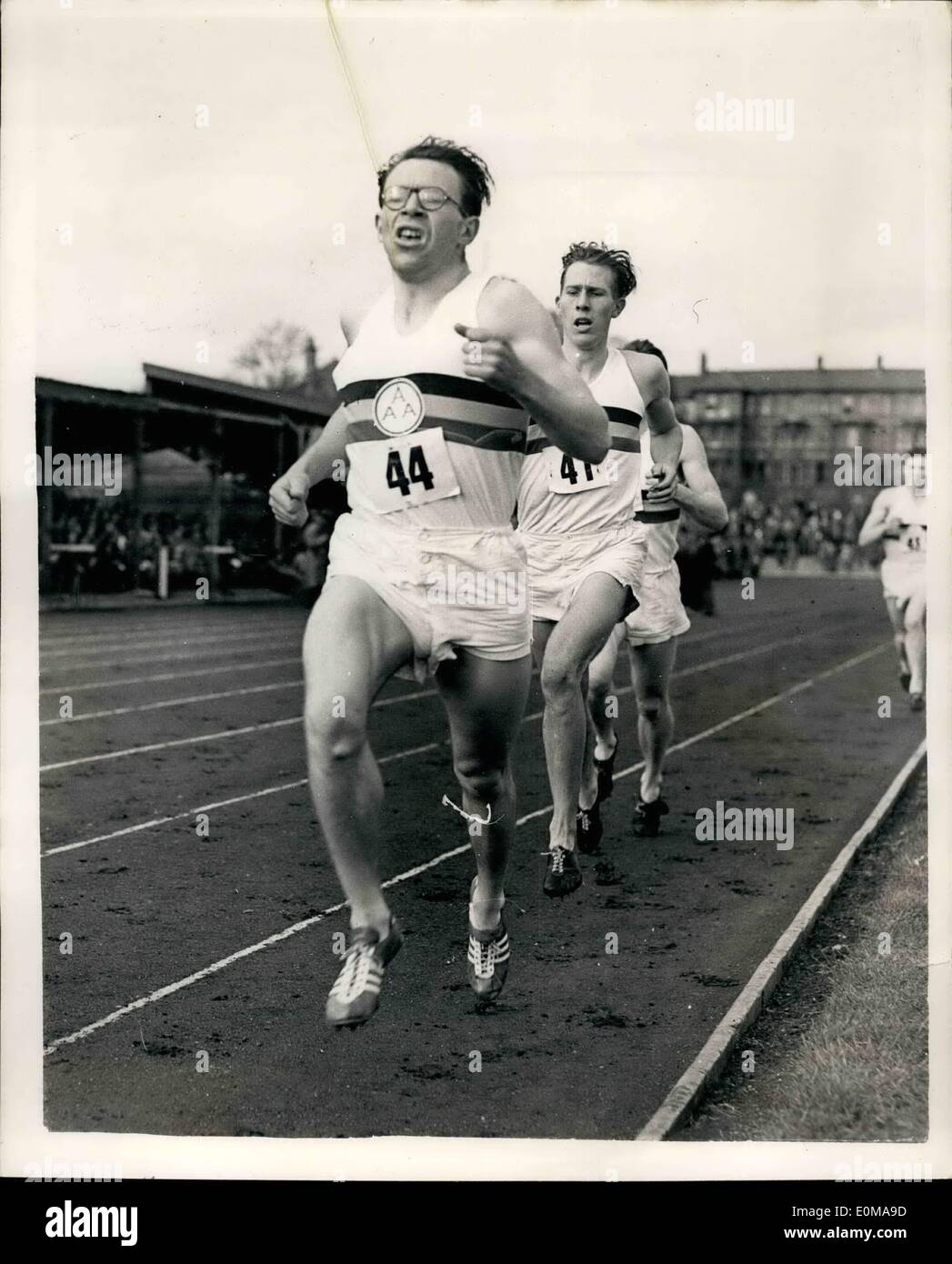 Roger bannister 4 minute mile hi-res stock photography and images - Alamy