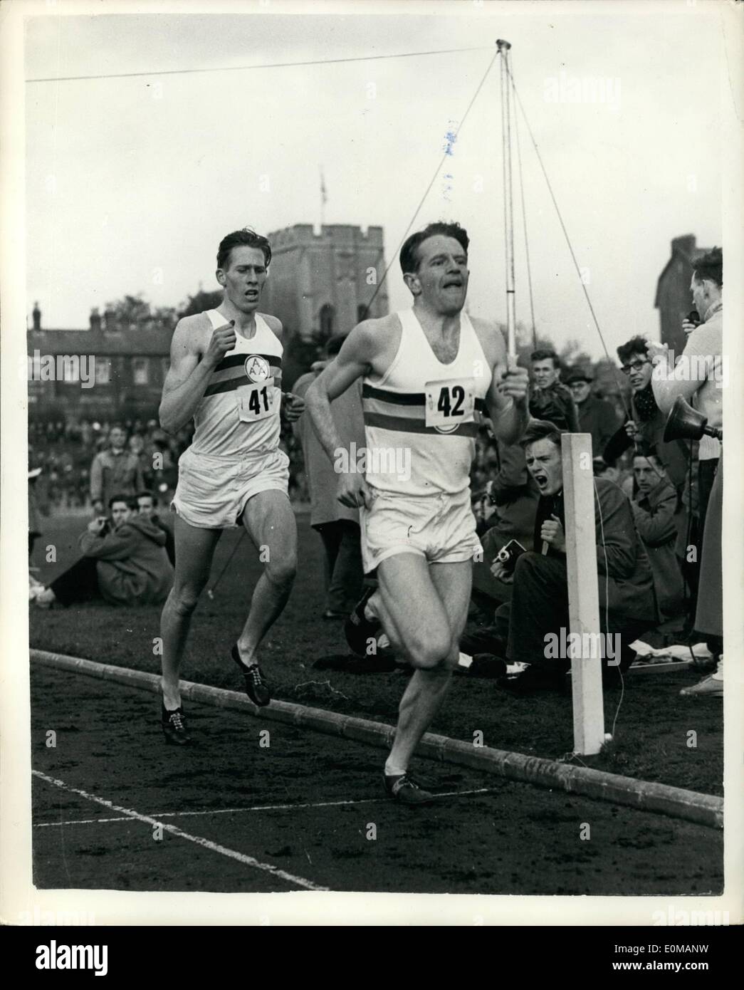 Roger bannister 4 minute mile hi-res stock photography and images - Alamy