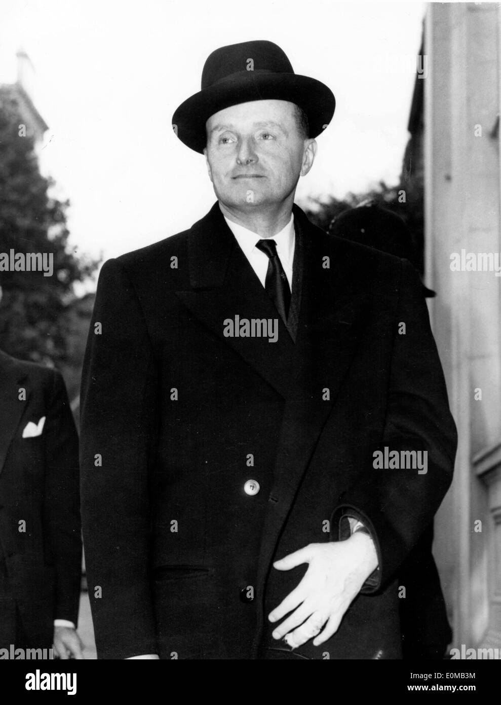 Politician Manlio Brosio arriving to sign the Triste Agreement Stock ...