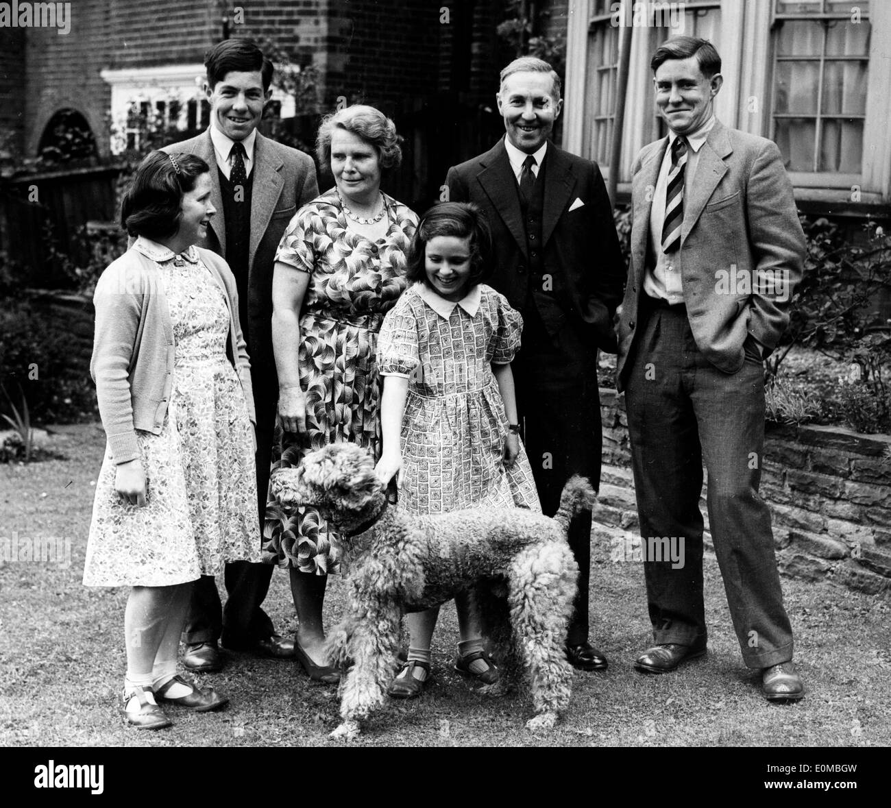 Baron Brooke of Cumnor and his family gather on the lawn Stock Photo ...