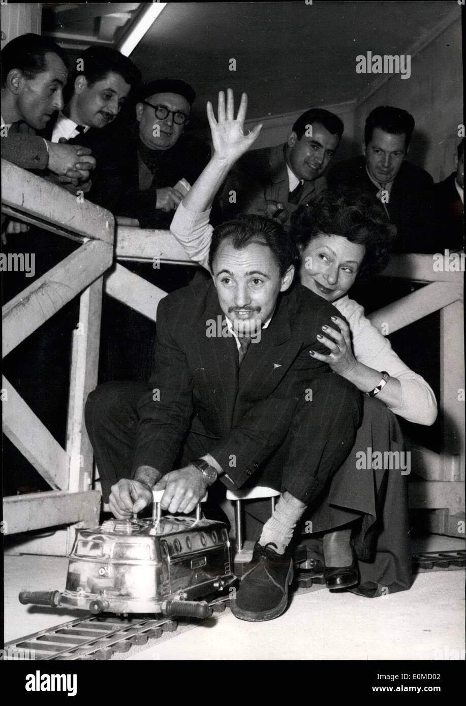 Oct. 10, 1954 - Model engines on show A small scale ''Pacific'' seen at ...