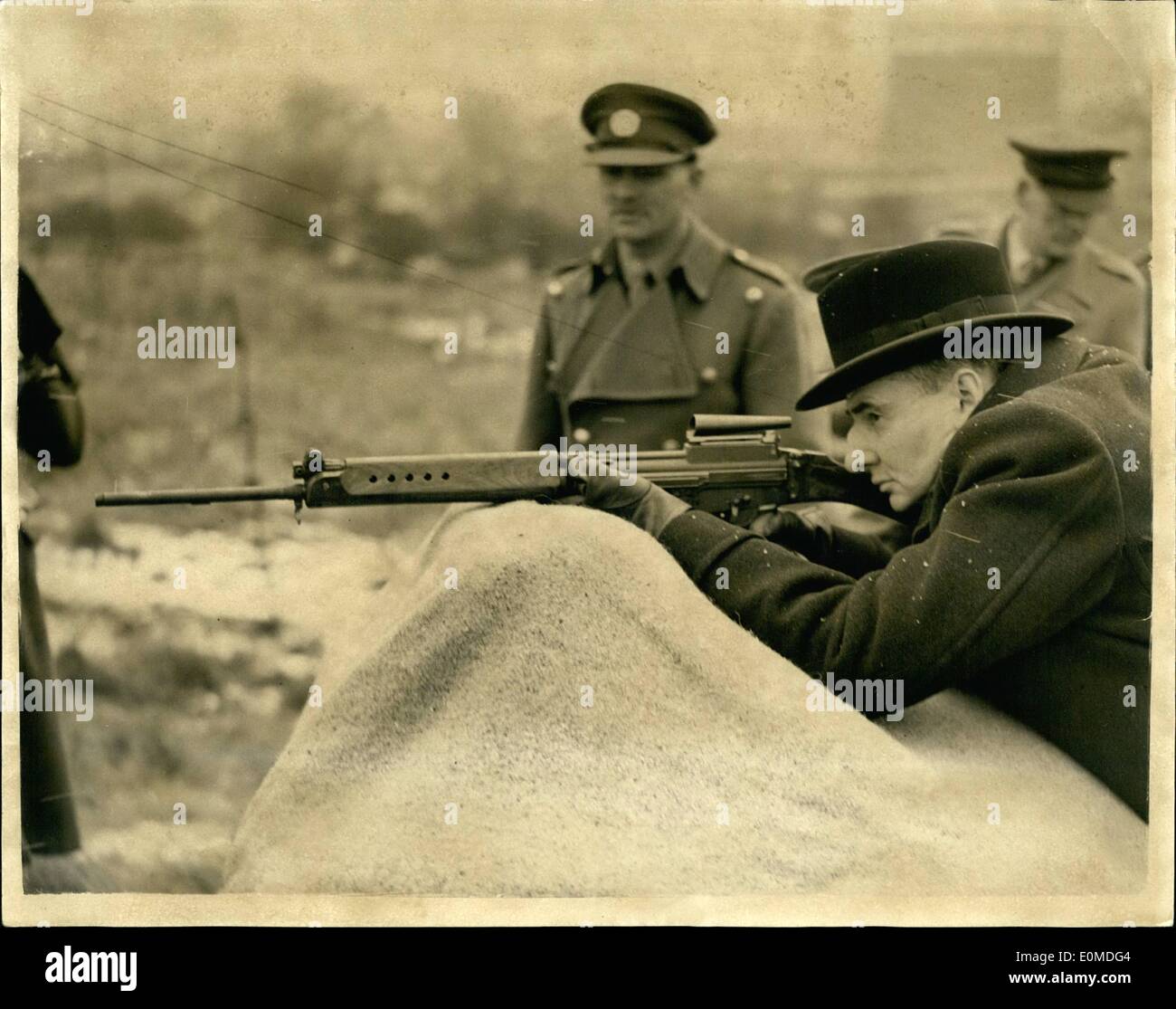 Sep. 09, 1954 - M.P. 's Test the new Belgian rifle; A number of M.P.'s ...