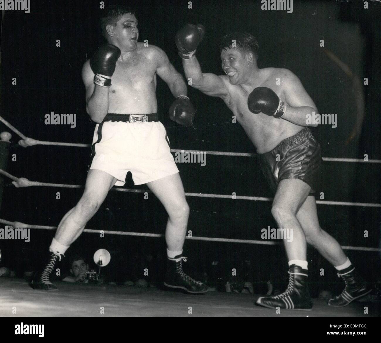 Dec. 12, 1954 - Neuhaus's hooks don't connect. In front of 16,000 ...