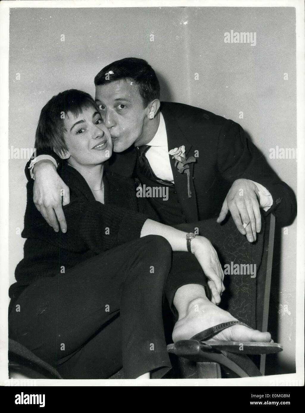 Television seller hi-res stock photography and images - Alamy