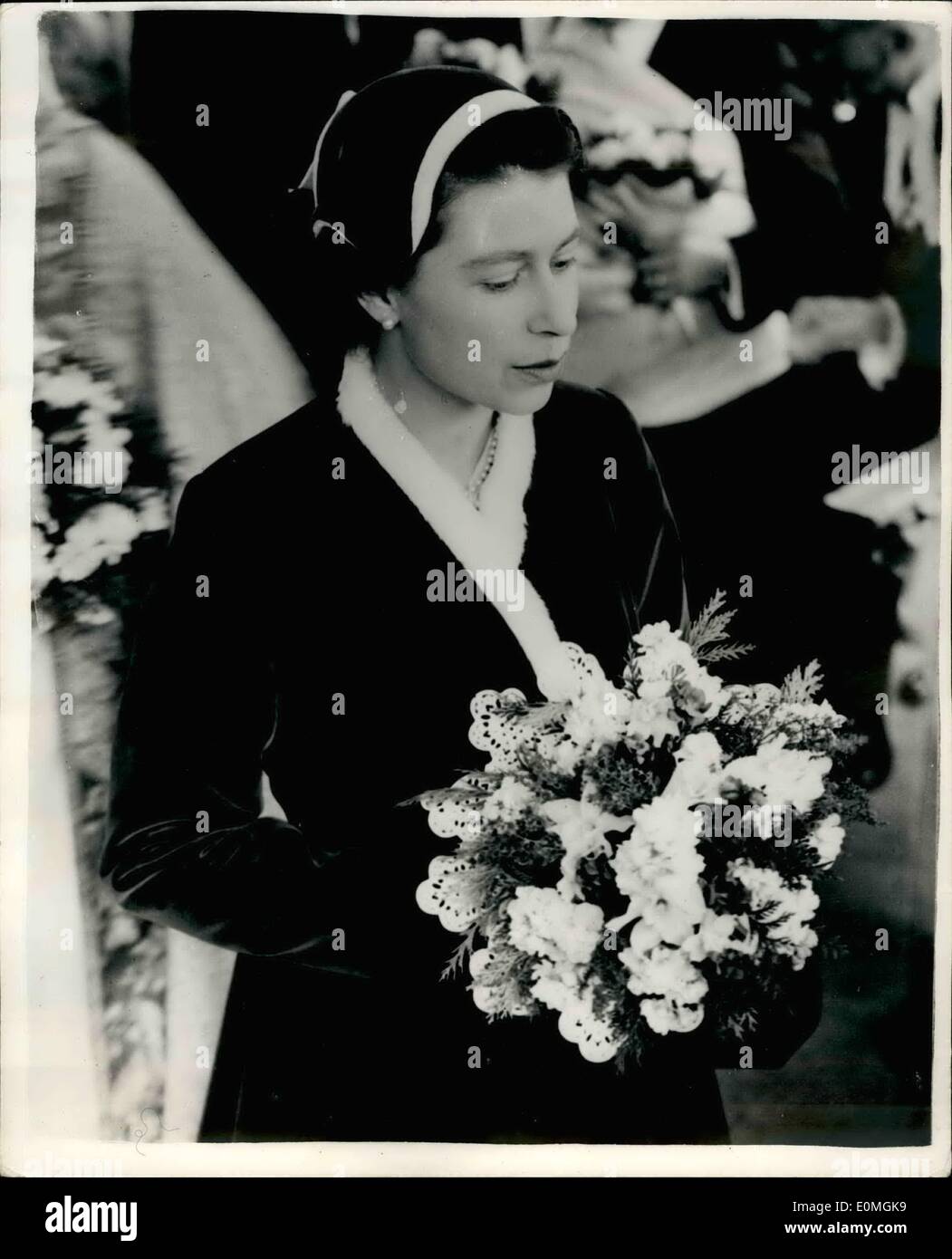 Apr. 04, 1955 - Queen distributes the famous Mandy Money ceremony at ...