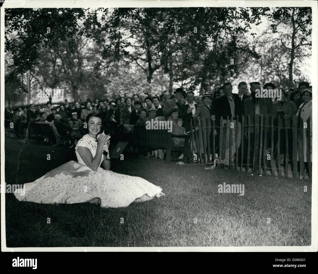 May 05, 1955 - Kitty Kalle In Embankment Gardens: Photo Shows Crowds in ...