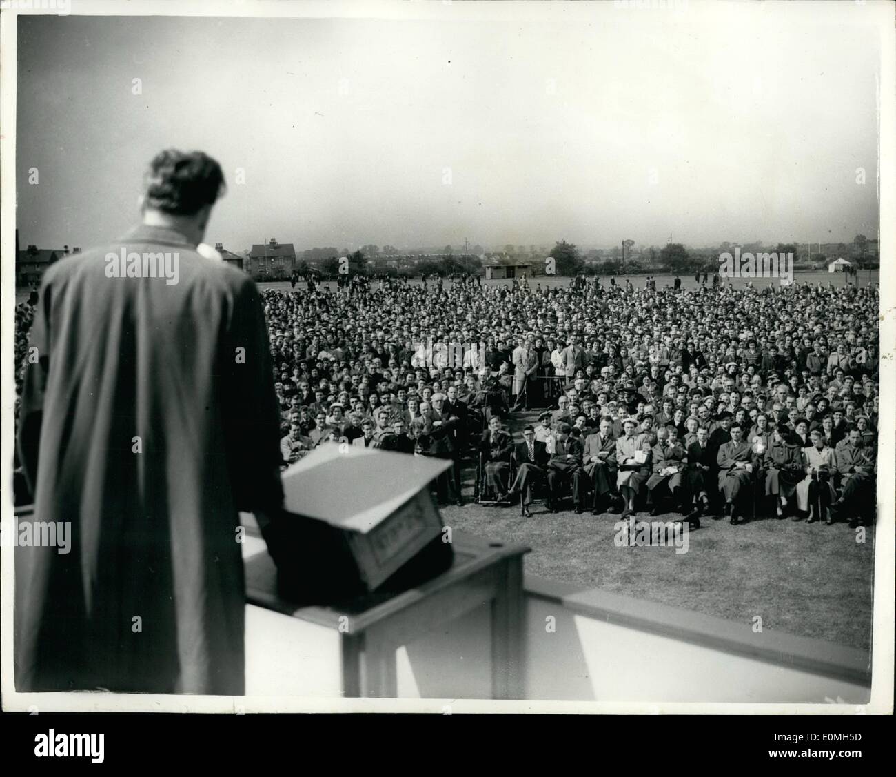 May 05, 1955 - Thousands listen to Billy Gram at Dagenham.: A crowd ...