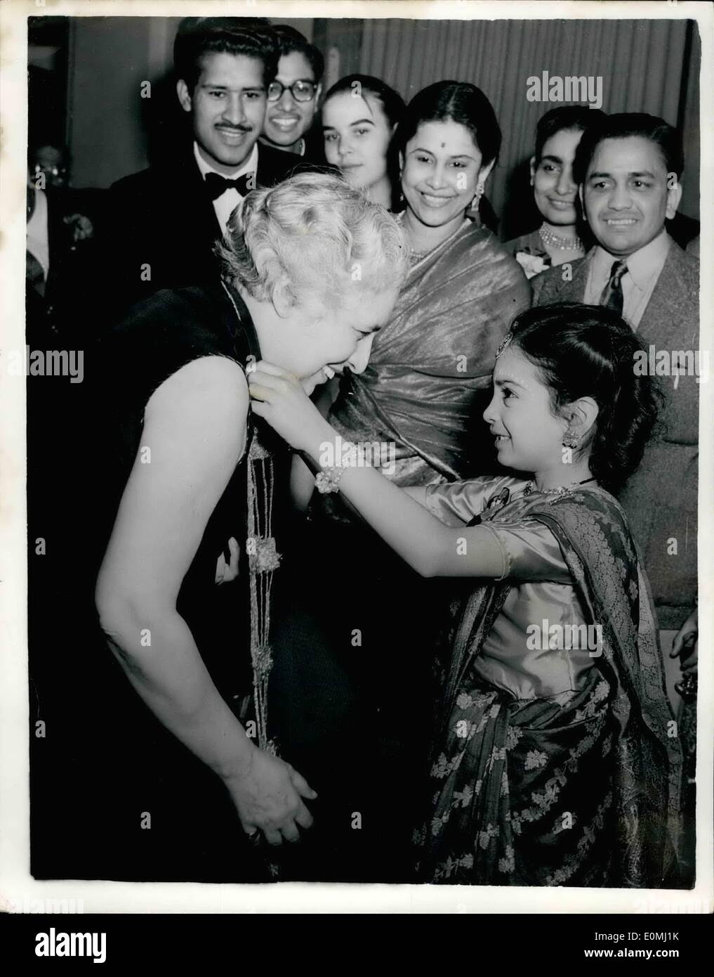 Jun. 06, 1955 - Opening of Indian film festival, Garland for Mrs.Pandit ...