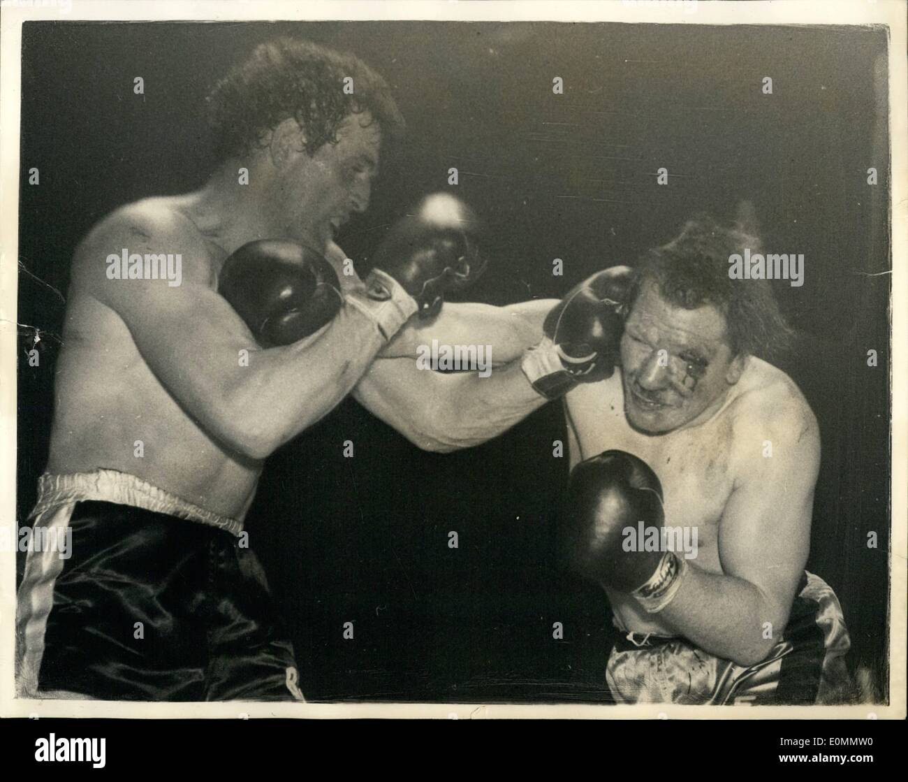 Ron barton wins fight albert finch hi-res stock photography and images ...