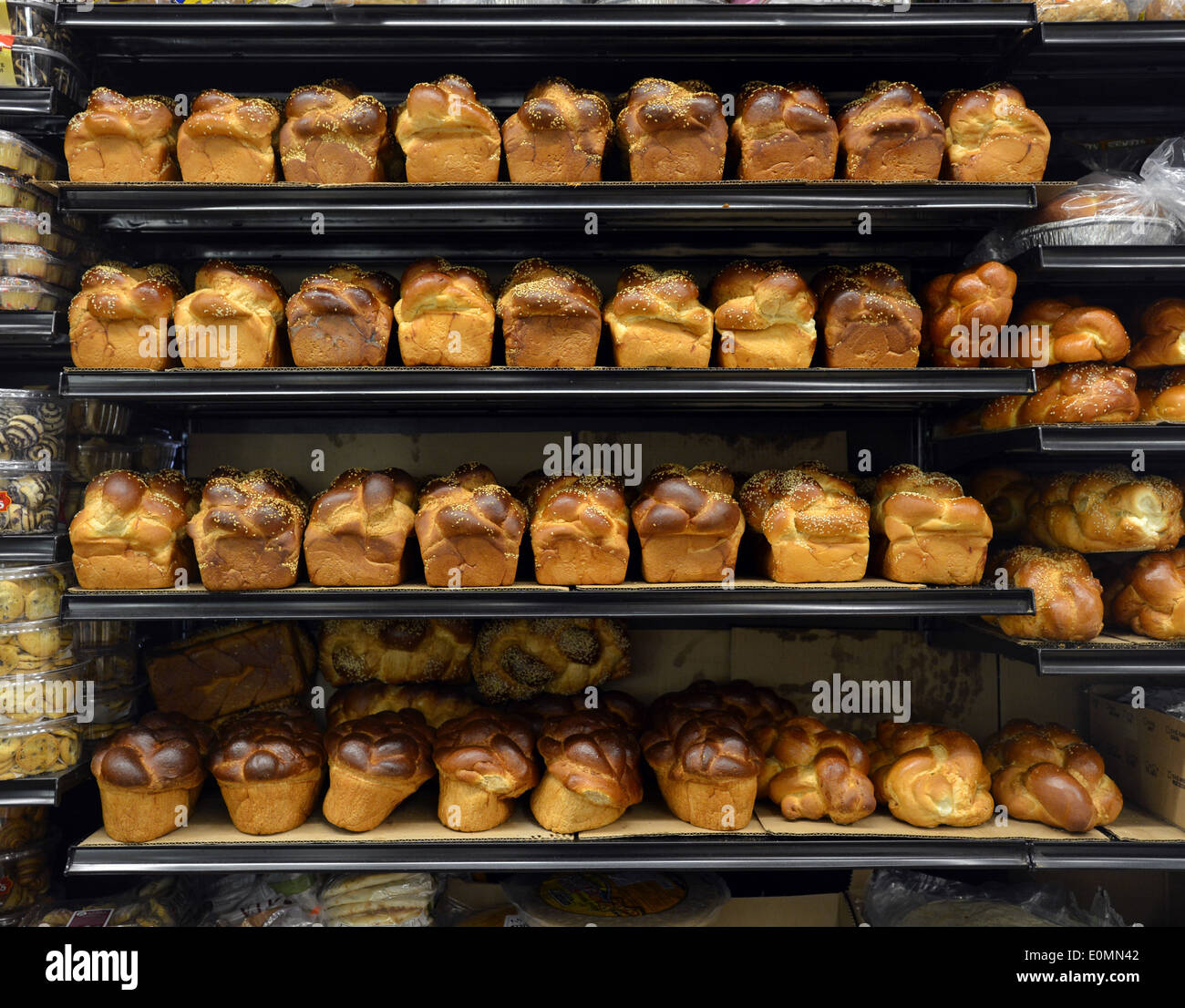 Traditional jewish challah bread hi-res stock photography and images ...