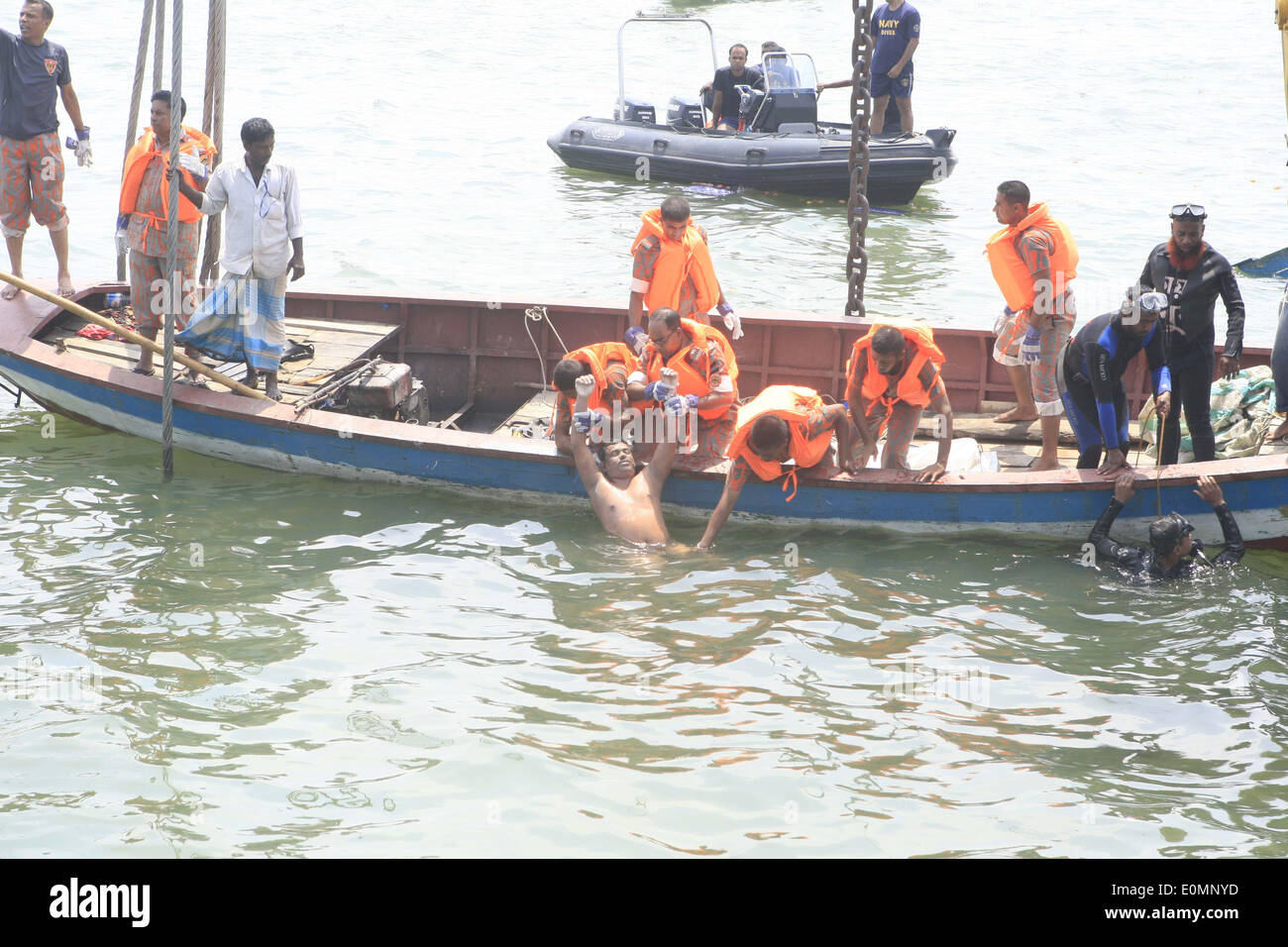 People gather near dead body hi-res stock photography and images - Alamy