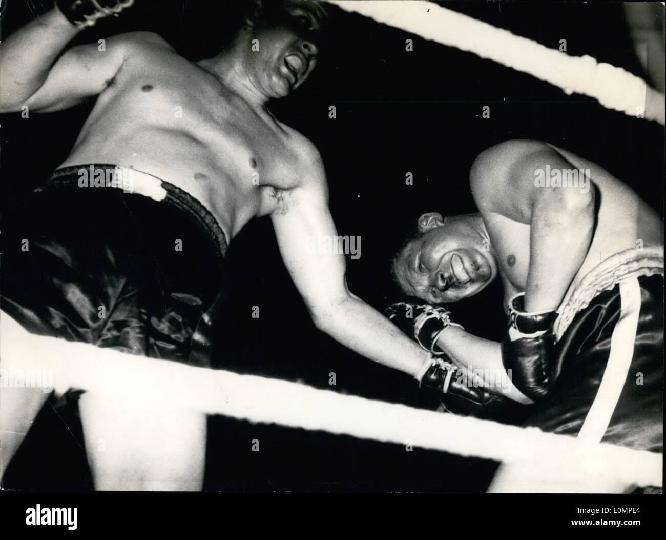 Knocked out boxer hi-res stock photography and images - Alamy