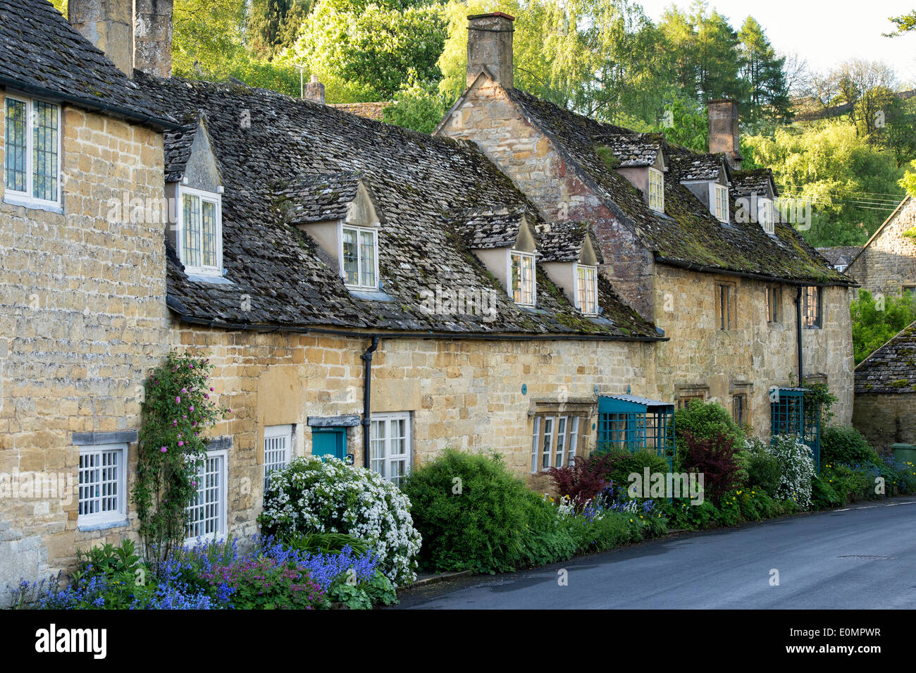 Cottage roofs hi-res stock photography and images - Alamy