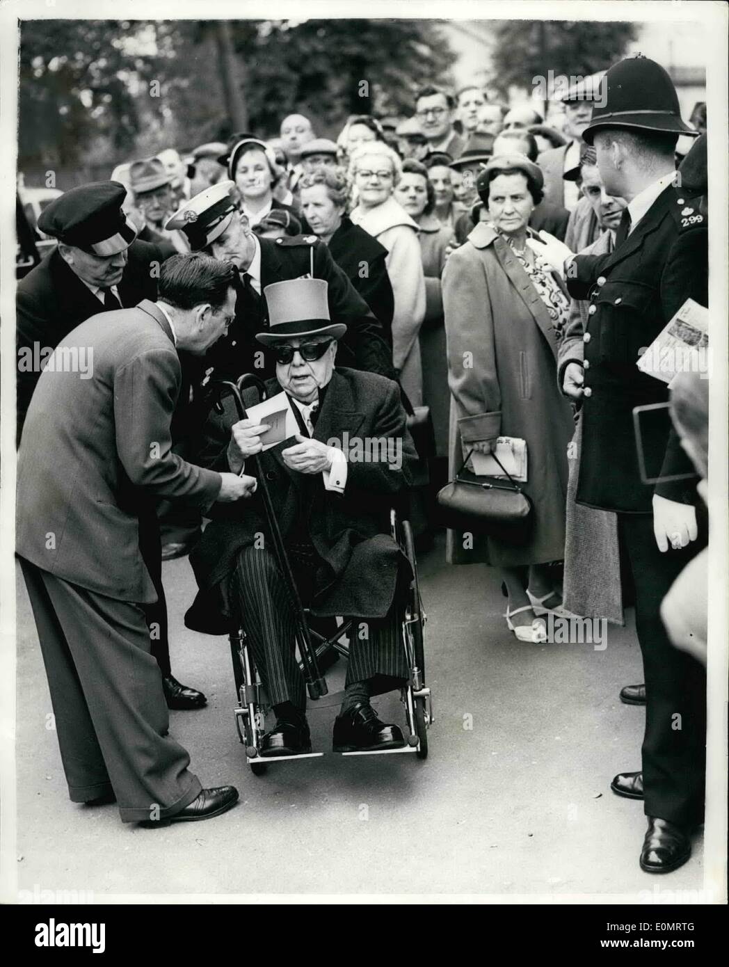 Jun. 06, 1956 - Royal Ascot - first day. Aga Khan arrives. Photo shows ...