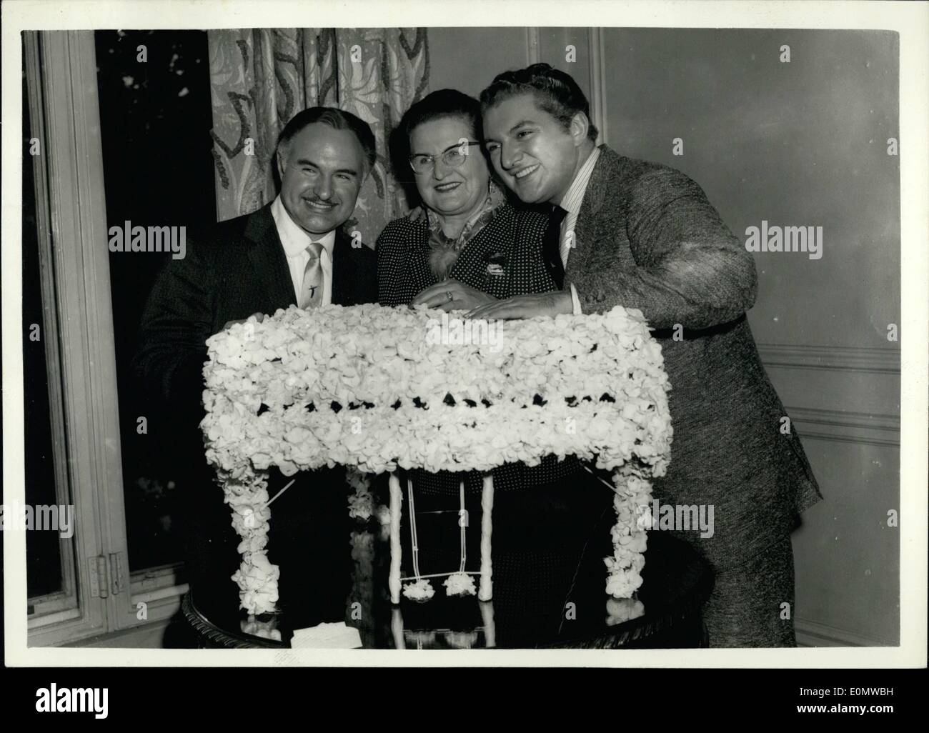 Sep. 09, 1956 - LIBERACE IN LONDON. PHOTO SHOWS:- LIBERACE, the famous ...