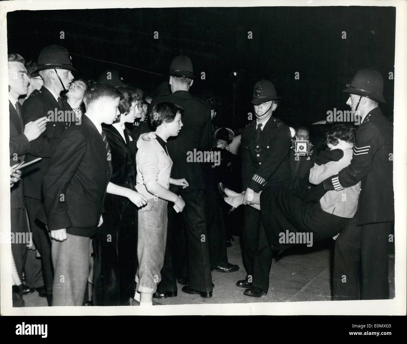 Oct. 10, 1956 - Liberace Appears At The London Palladium. Girl Faints ...