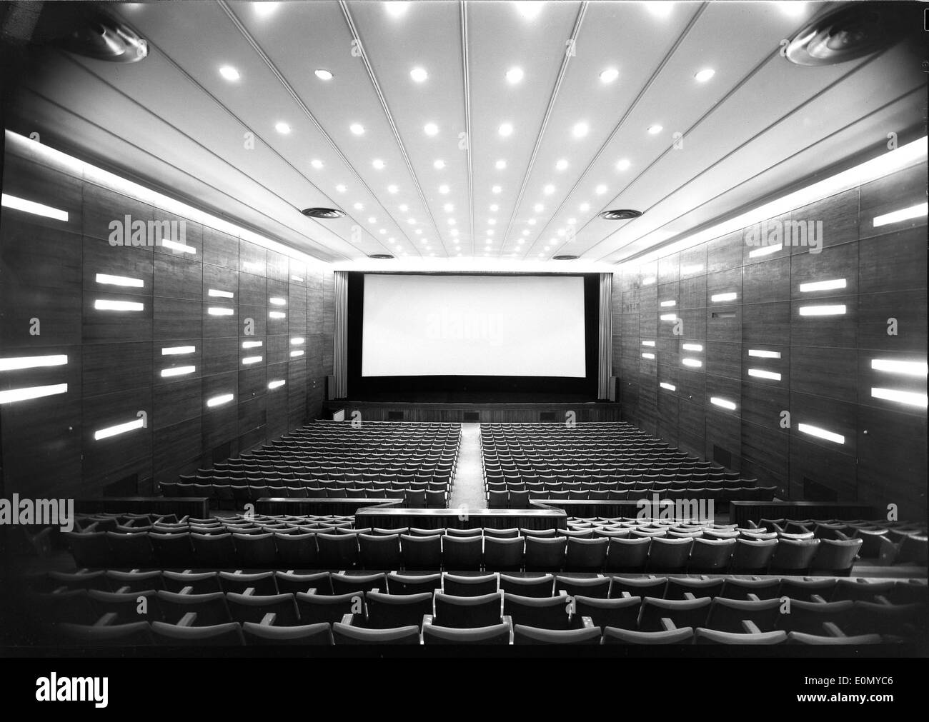 1950's cinema screen hi-res stock photography and images - Alamy