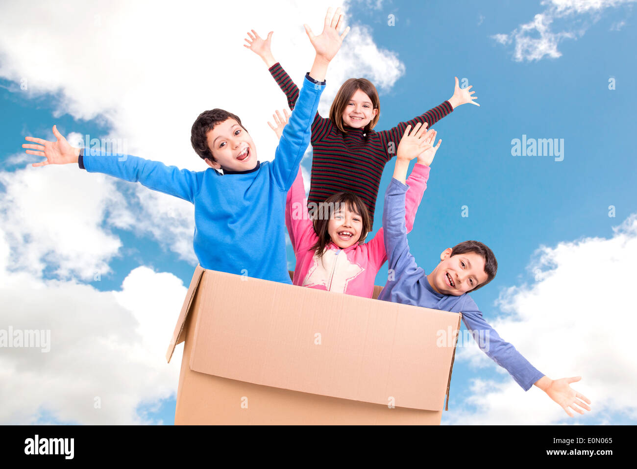 Happy kids inside a cardboard box Stock Photo - Alamy
